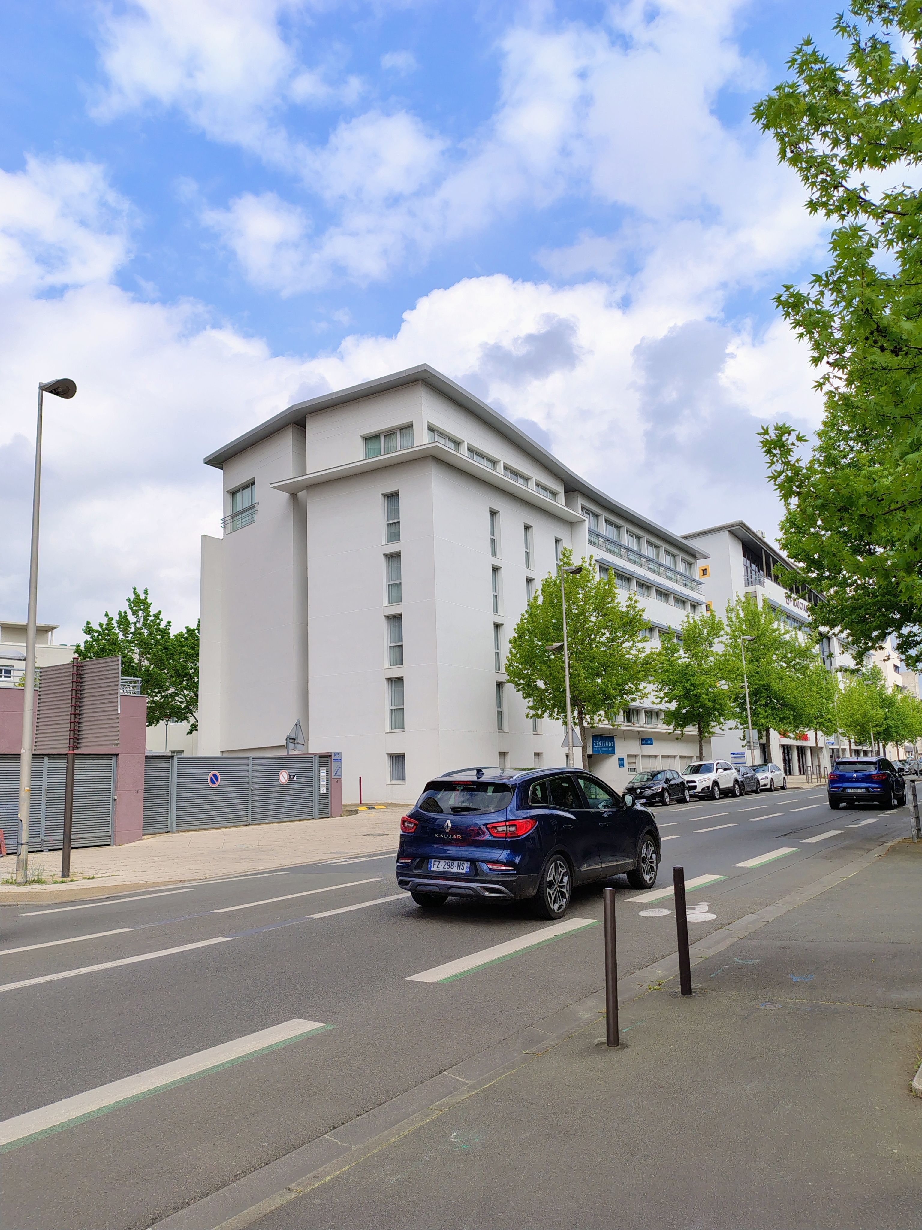 Modern Urban Street with White Building and Cars · Free Stock Photo