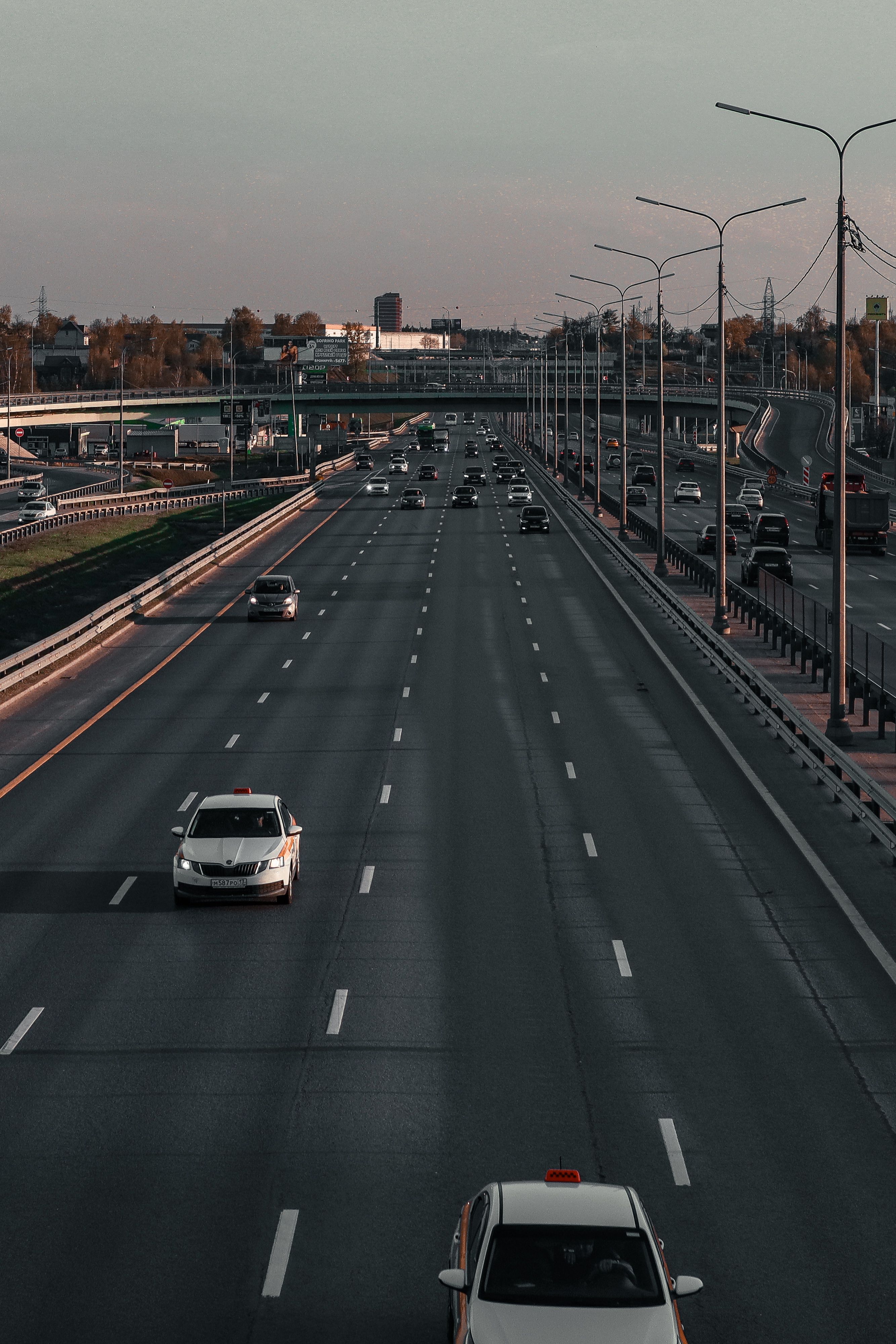 Moscow Highway at Dusk with Vehicles · Free Stock Photo