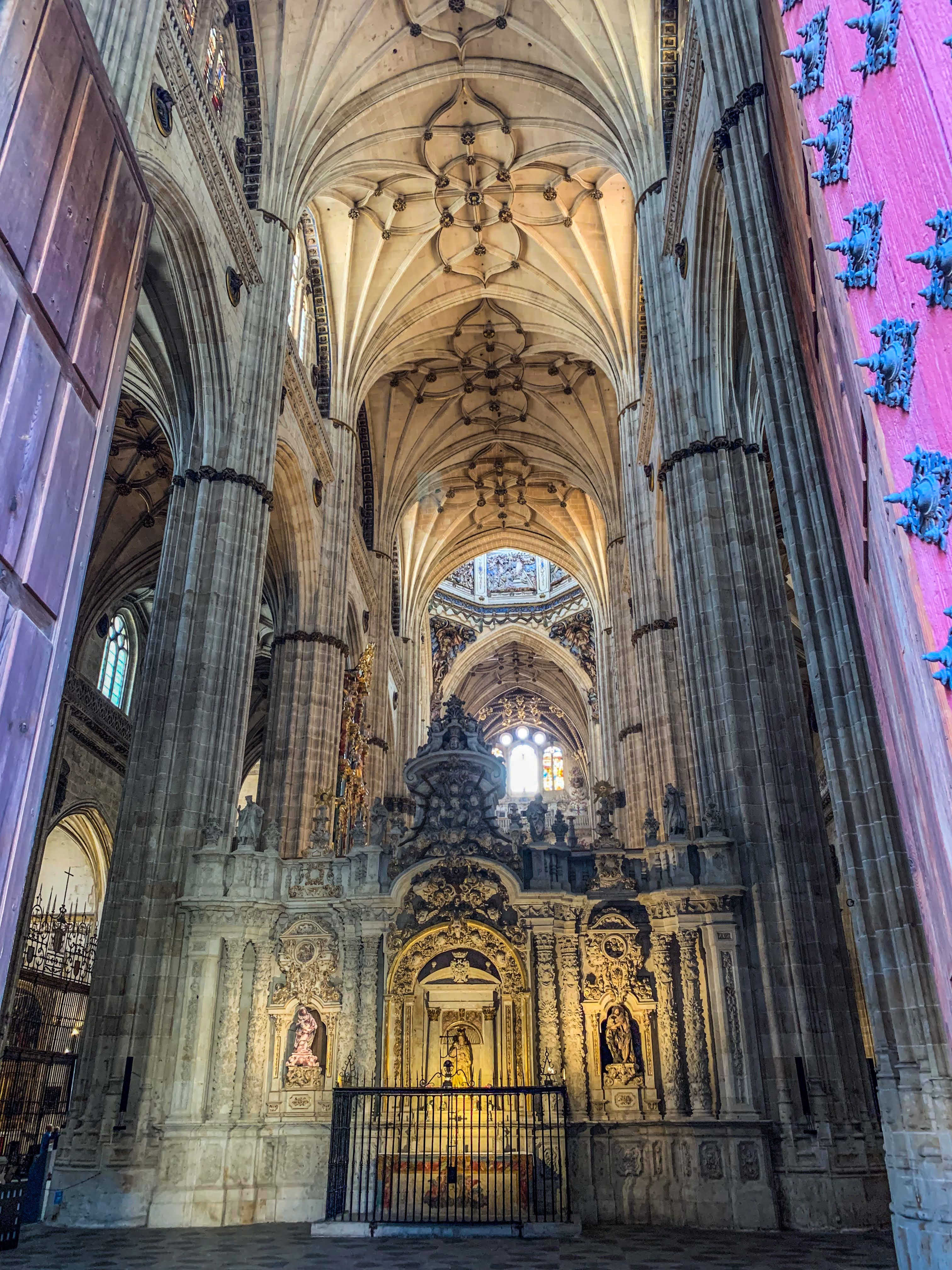 Interior De Una Catedral Gótica Con Altar Ornamentado · Foto de stock ...