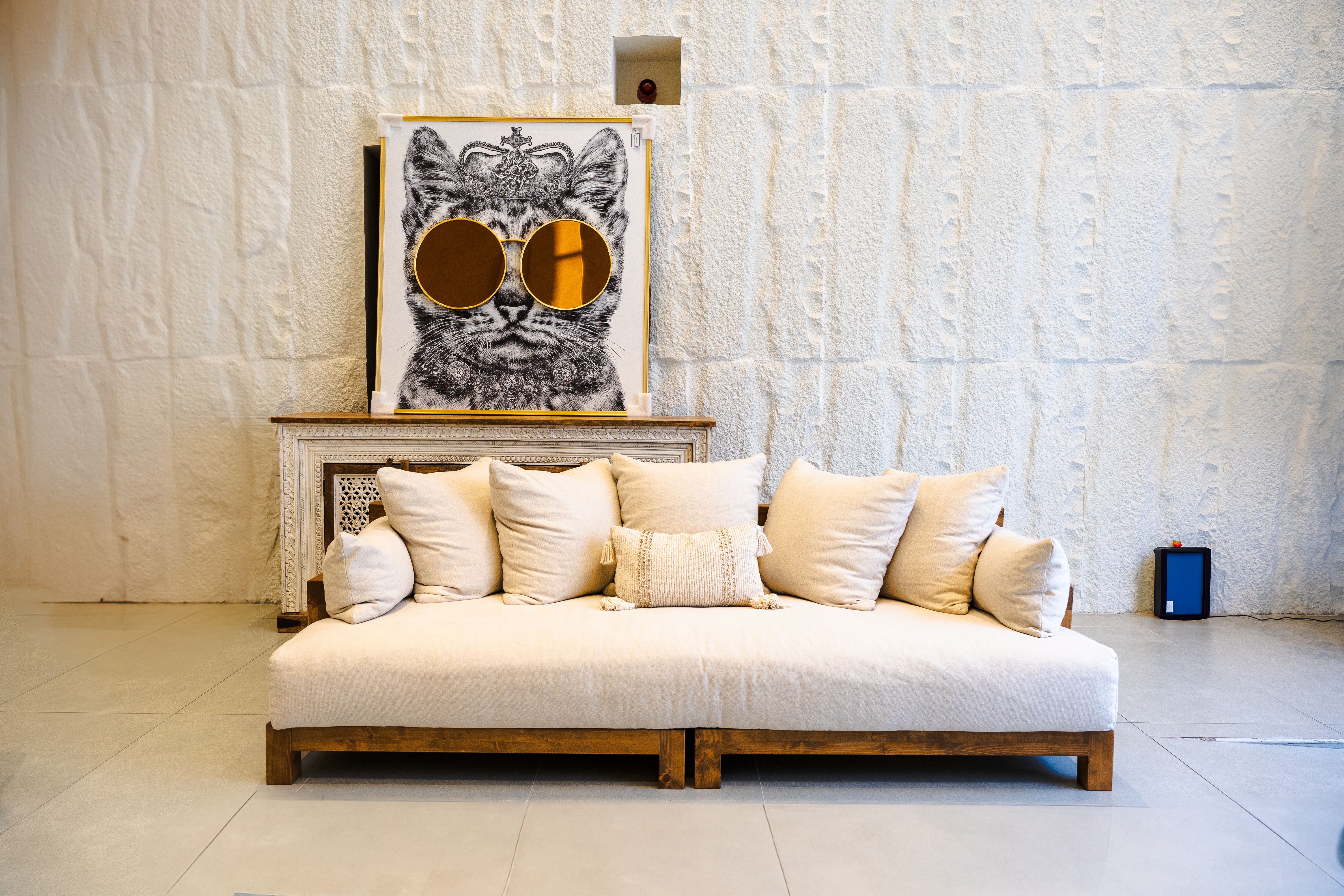 Modern Living Room with Stylish Decor and Art · Free Stock Photo