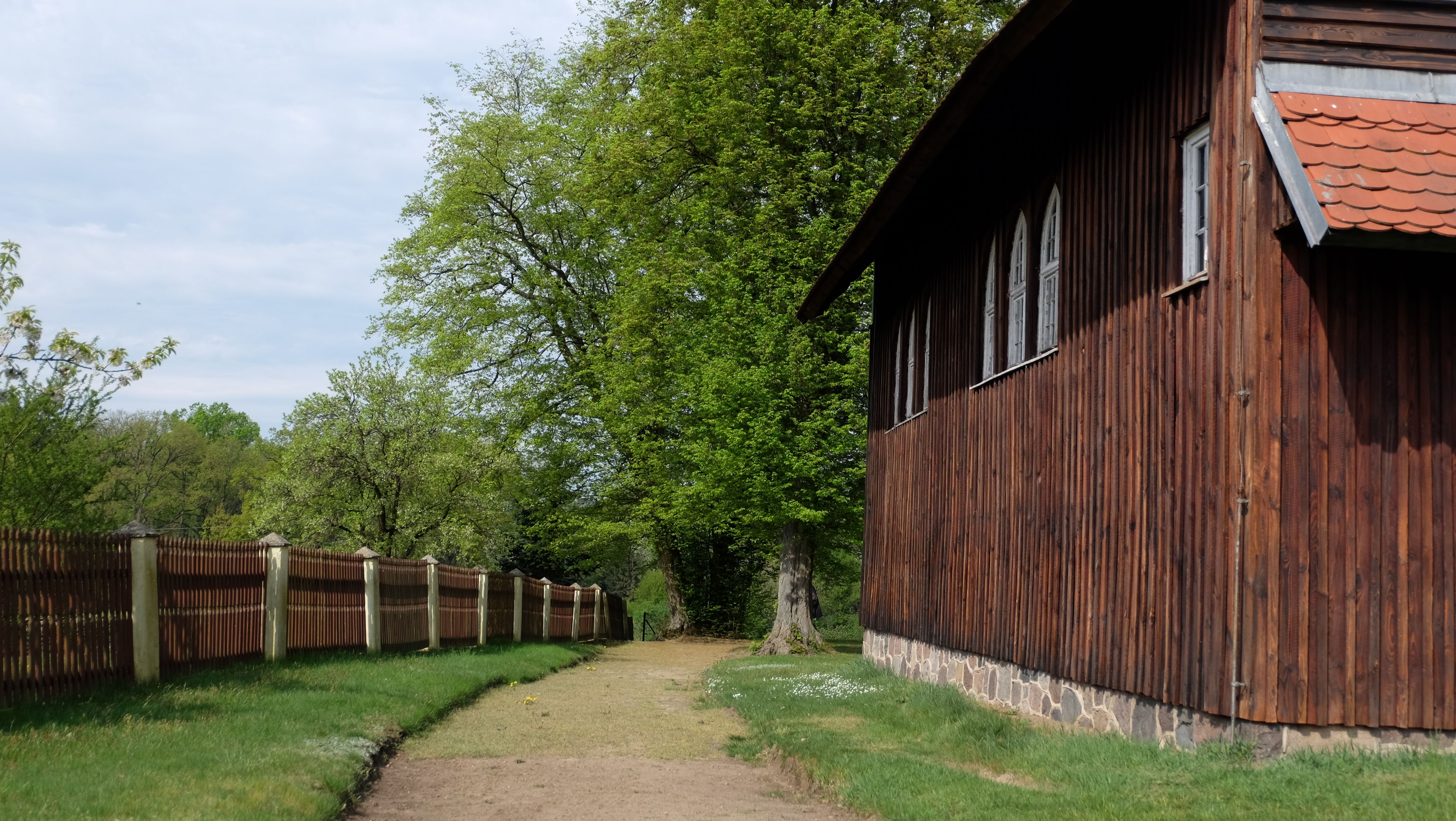 Charming Countryside Path by Rustic Wooden House · Free Stock Photo