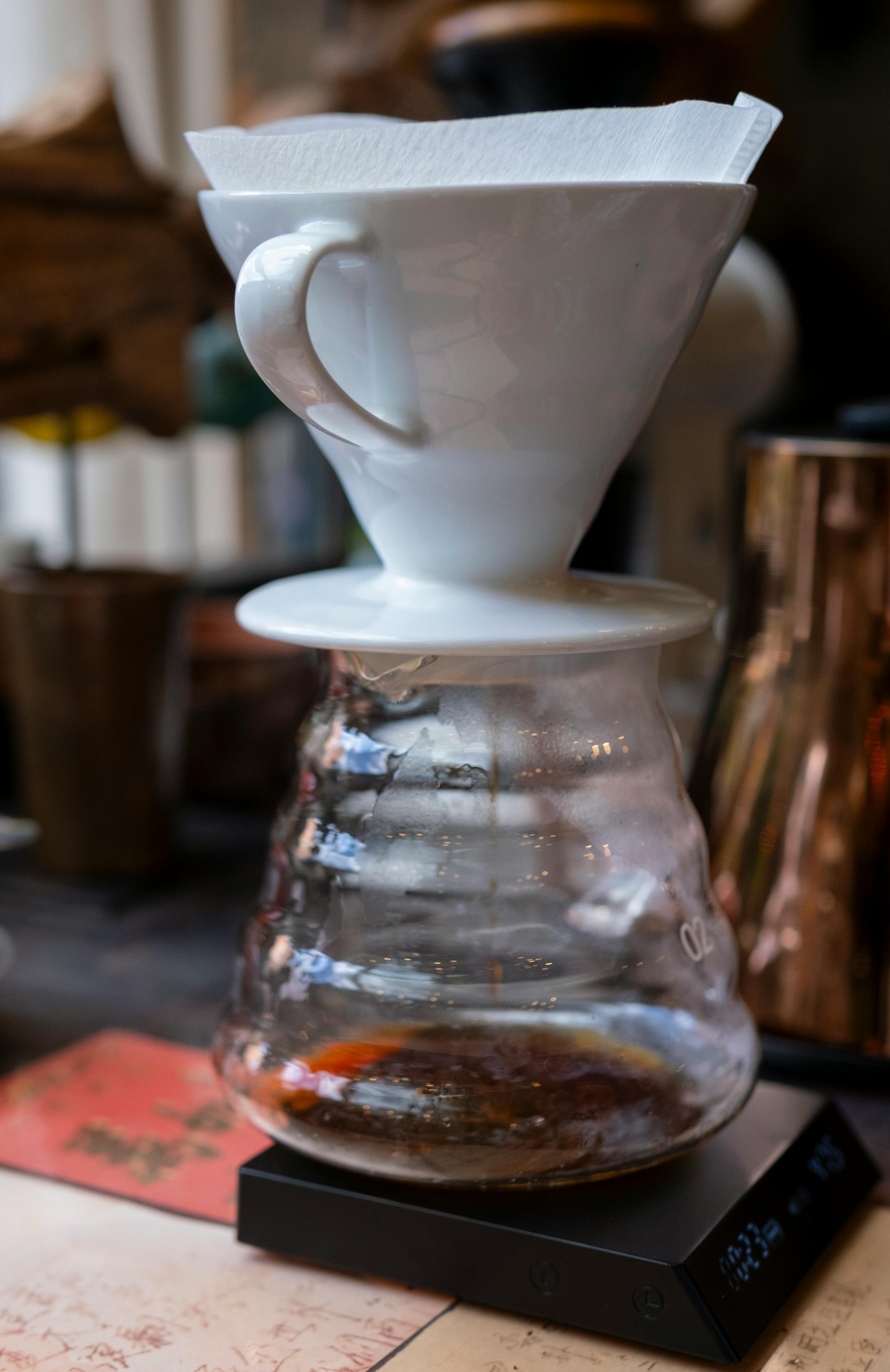 Preparación De Café Vertido En Una Cafetería De Yunnan · Foto de stock ...