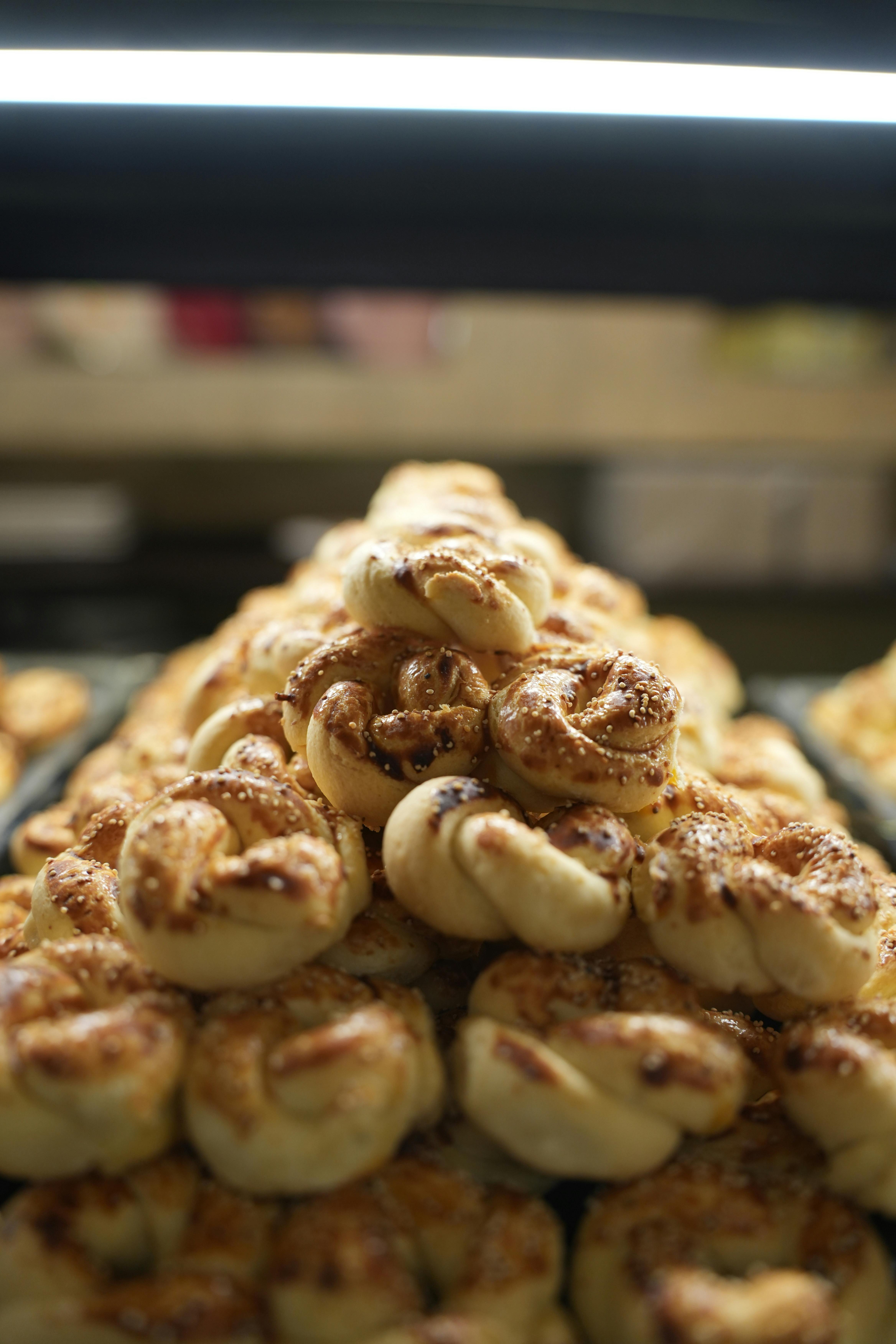 Cinnamon Roll on Plate · Free Stock Photo