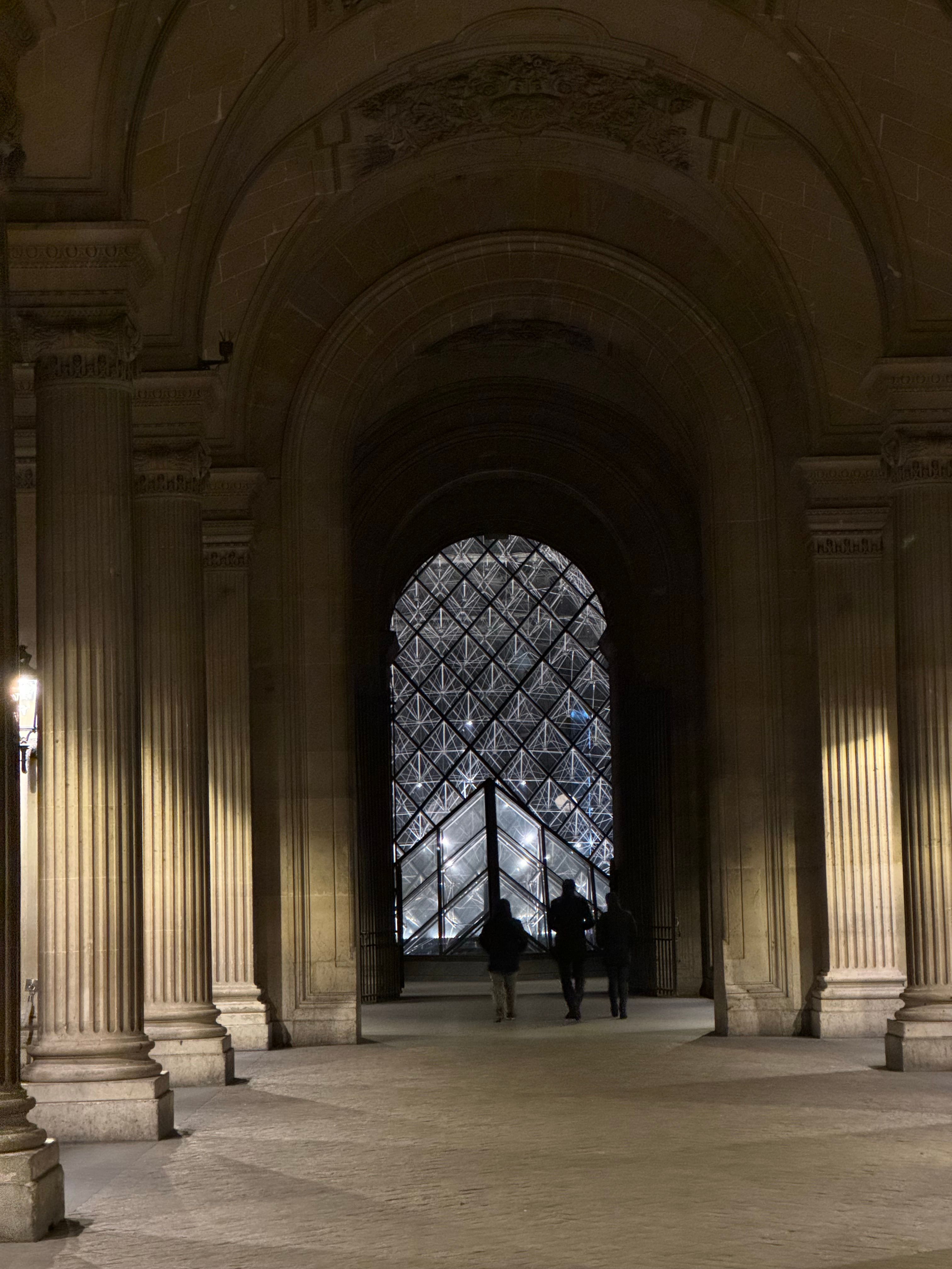 El Icónico Pasaje Del Museo Del Louvre Por La Noche · Foto de stock ...