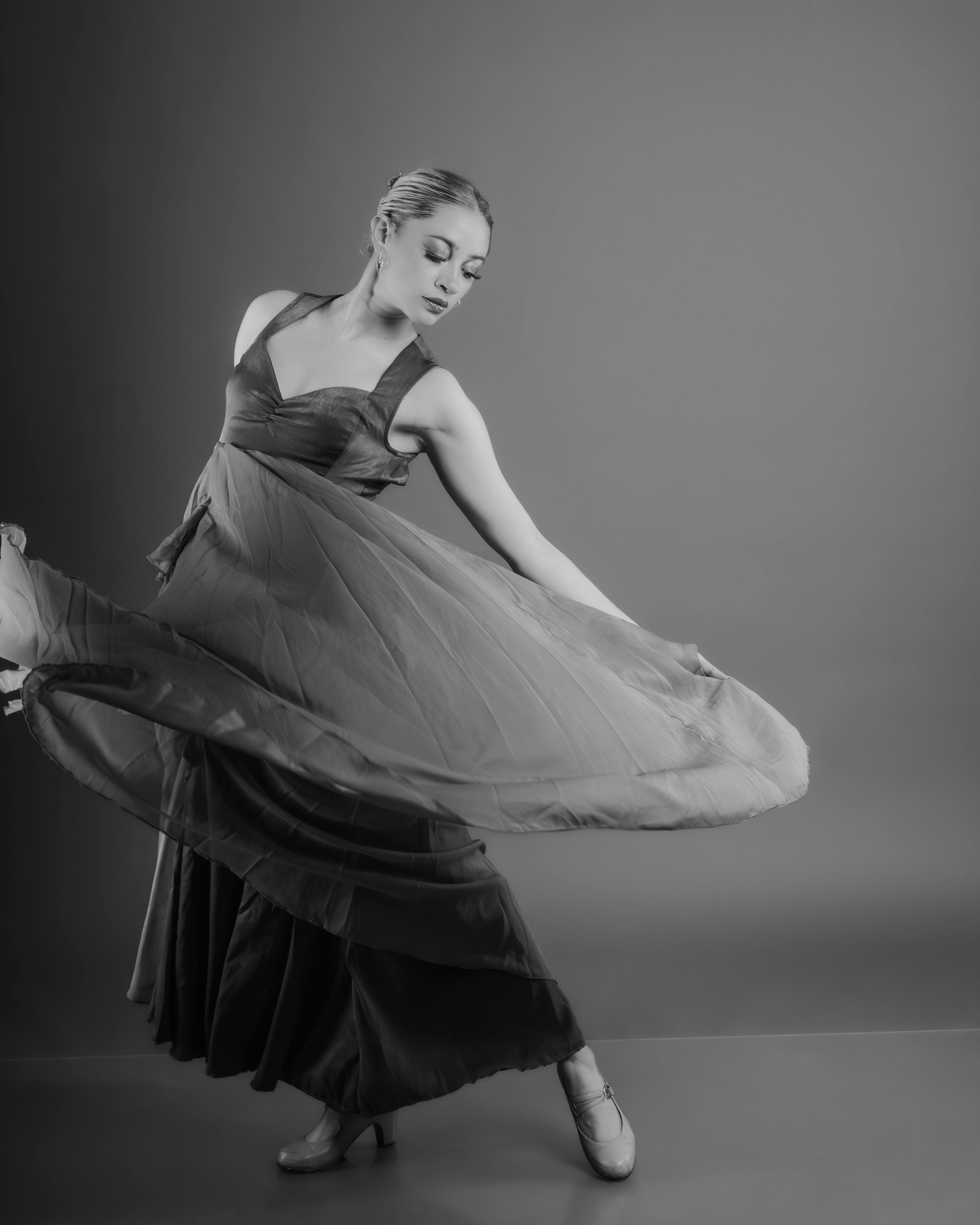 Elegant Dance Duo in Dramatic Lighting · Free Stock Photo