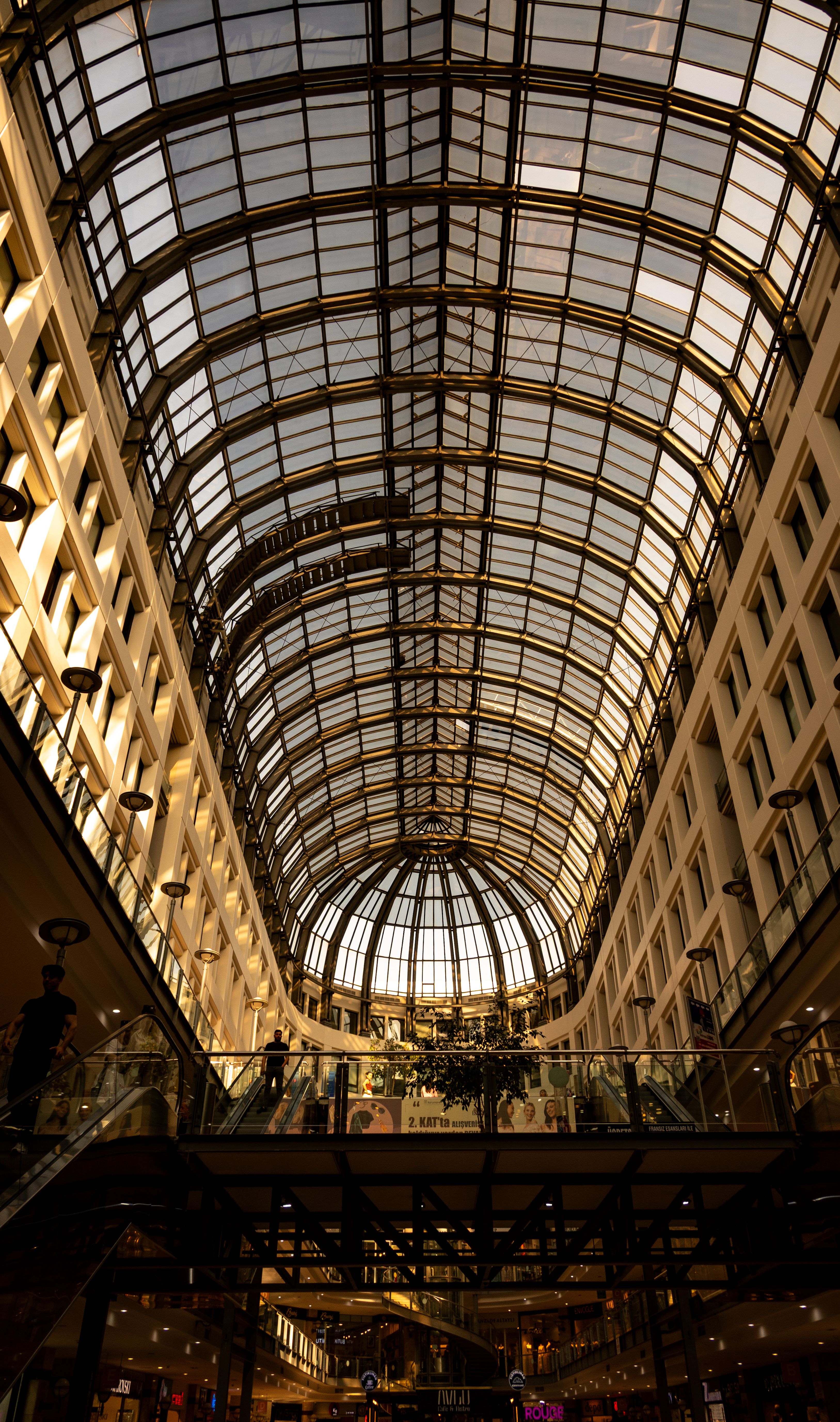Impresionante Techo Arquitectónico En Un Centro Comercial · Foto de ...