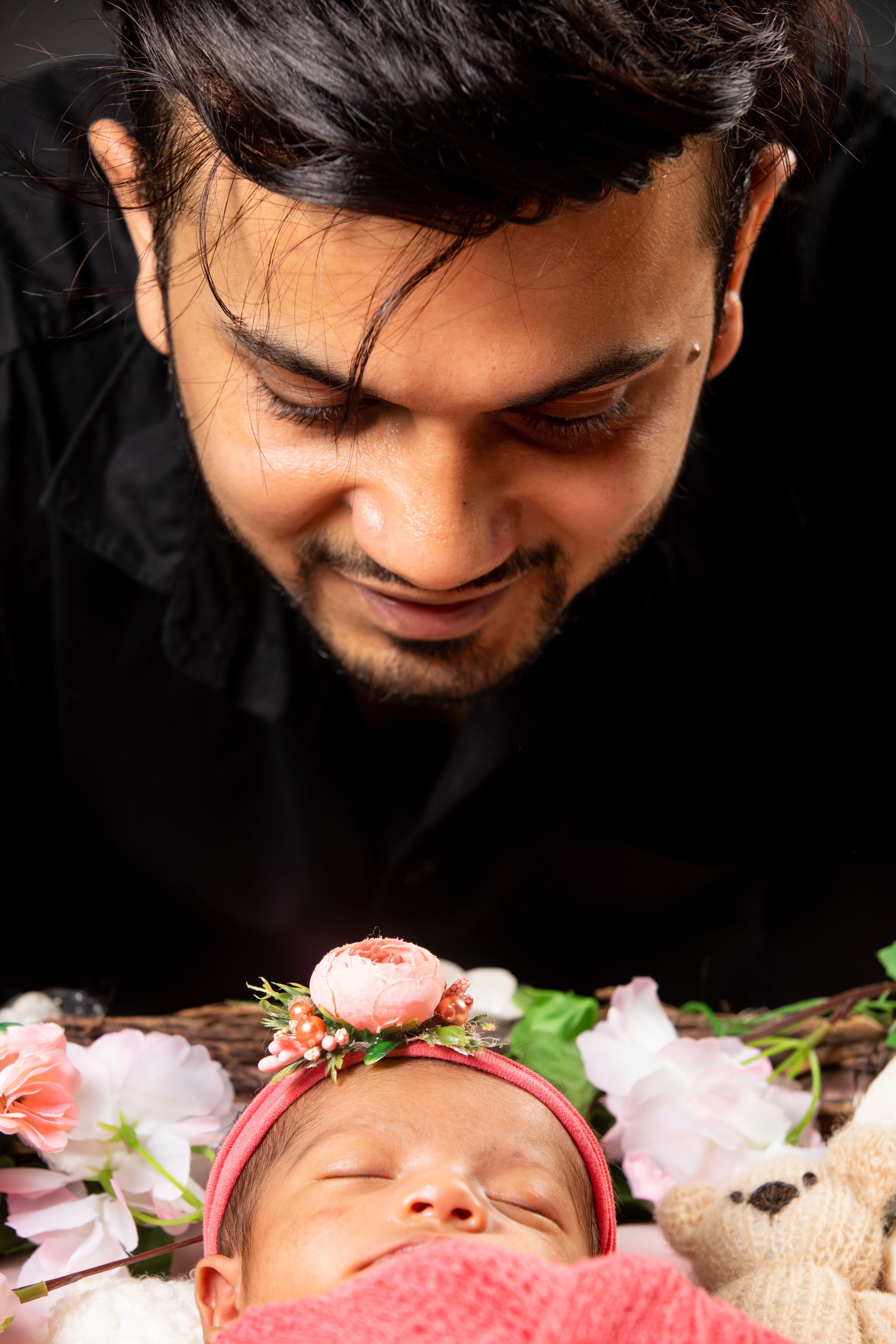 Gentle Father and Newborn Baby Bonding in Bengaluru · Free Stock Photo