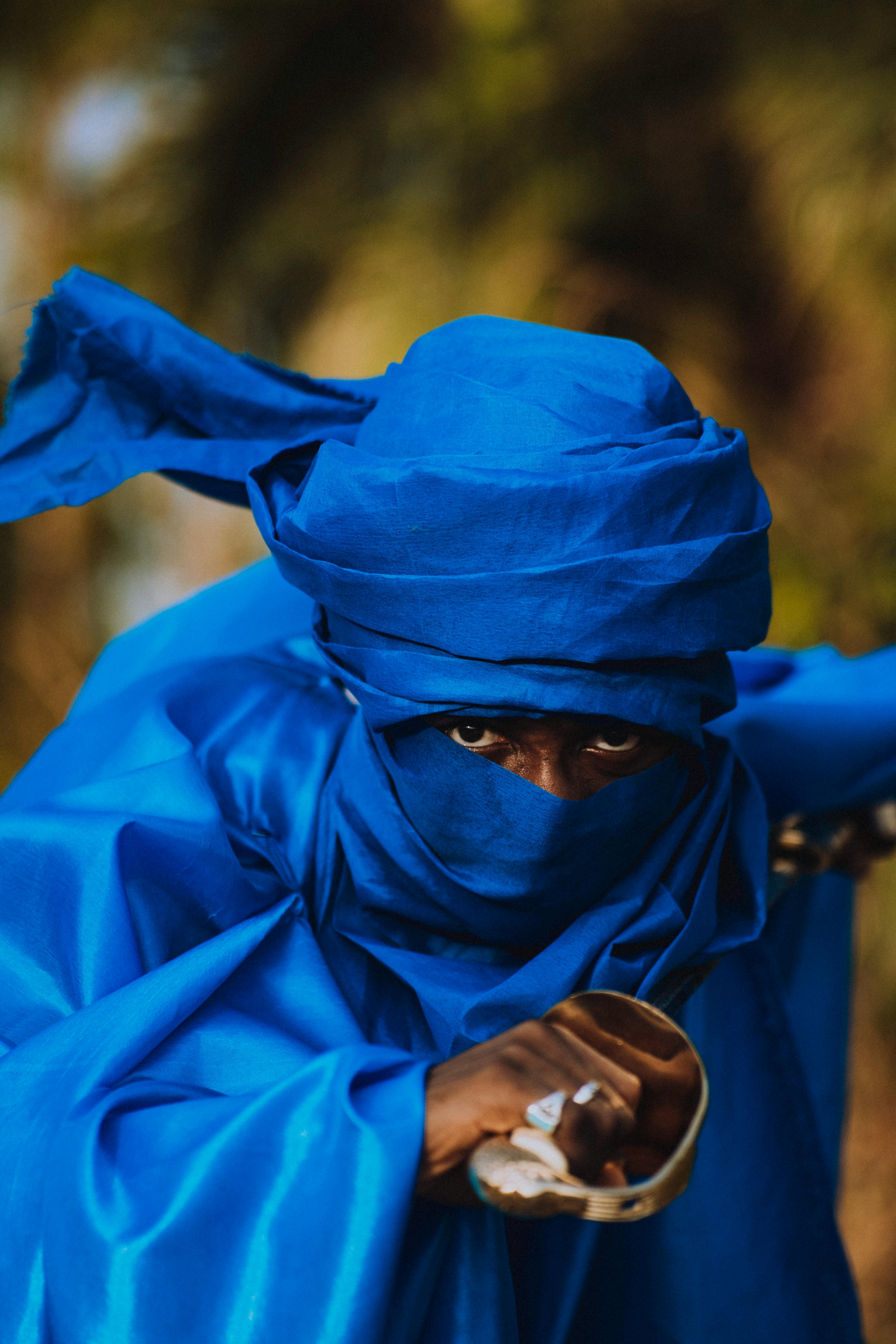 Majestic Tuareg Man in Vibrant Blue Attire · Free Stock Photo
