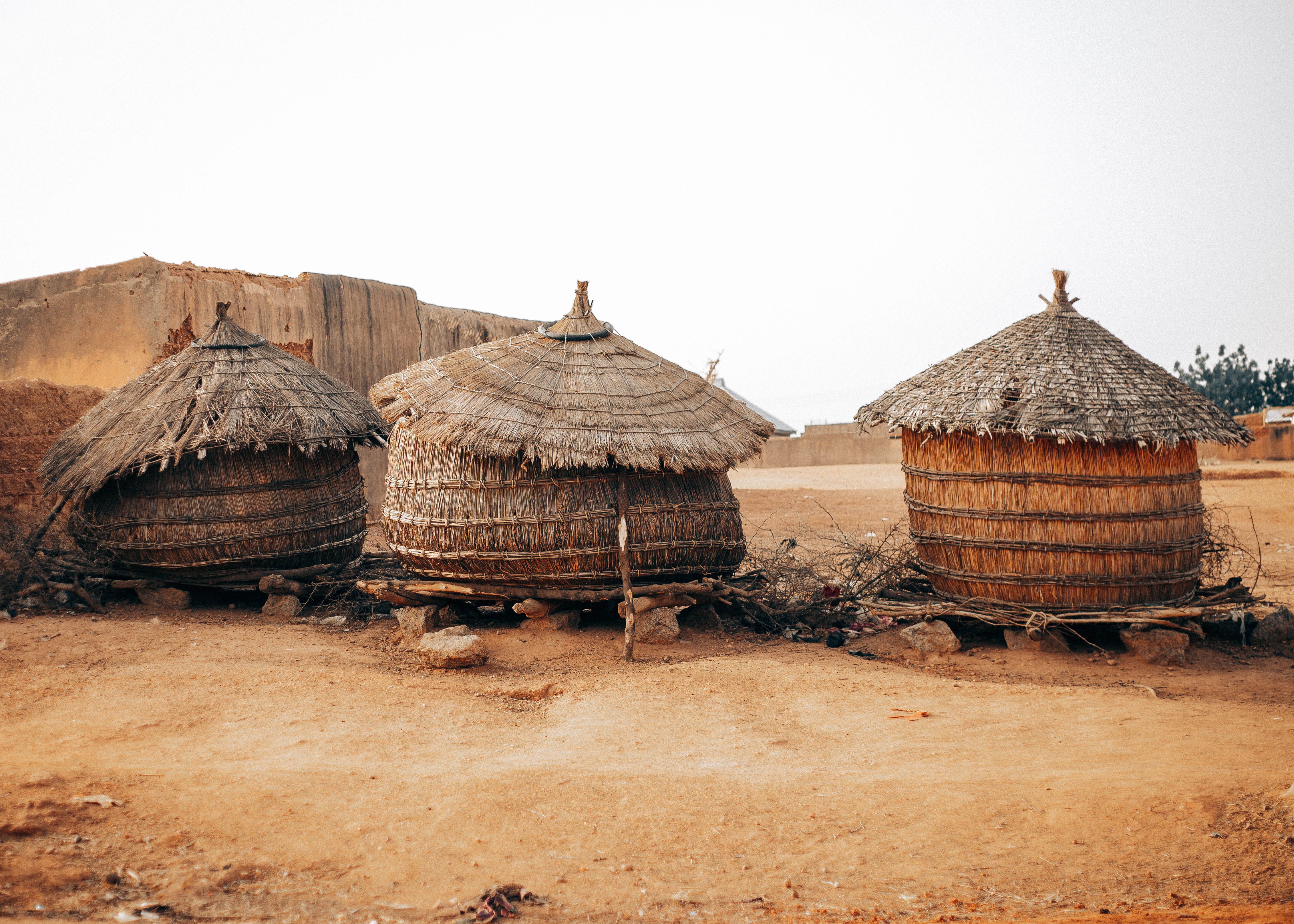 Huttes Traditionnelles Africaines Au Toit De Chaume En Milieu Rural ...