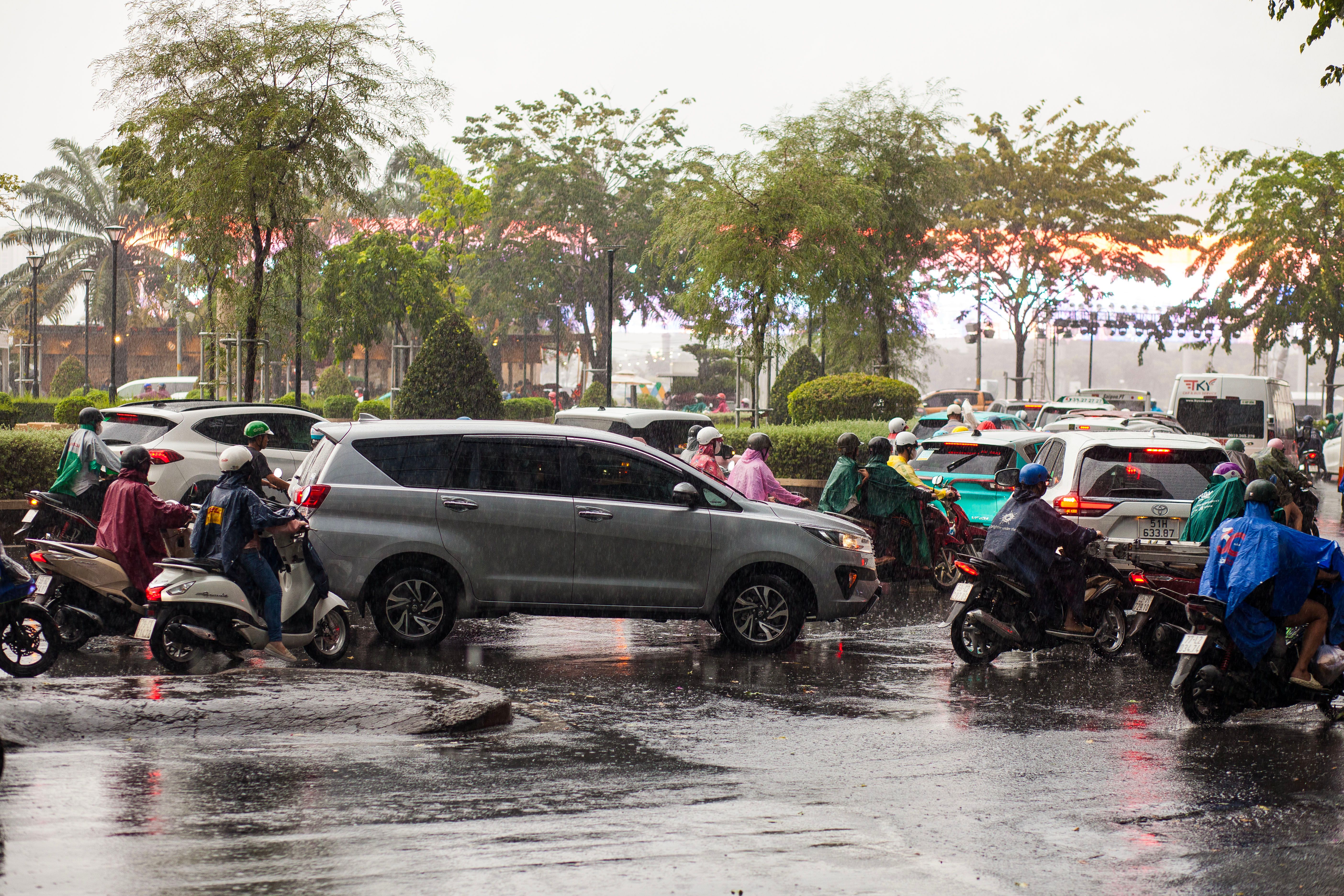 Urban Traffic in Rainy Weather Scene · Free Stock Photo