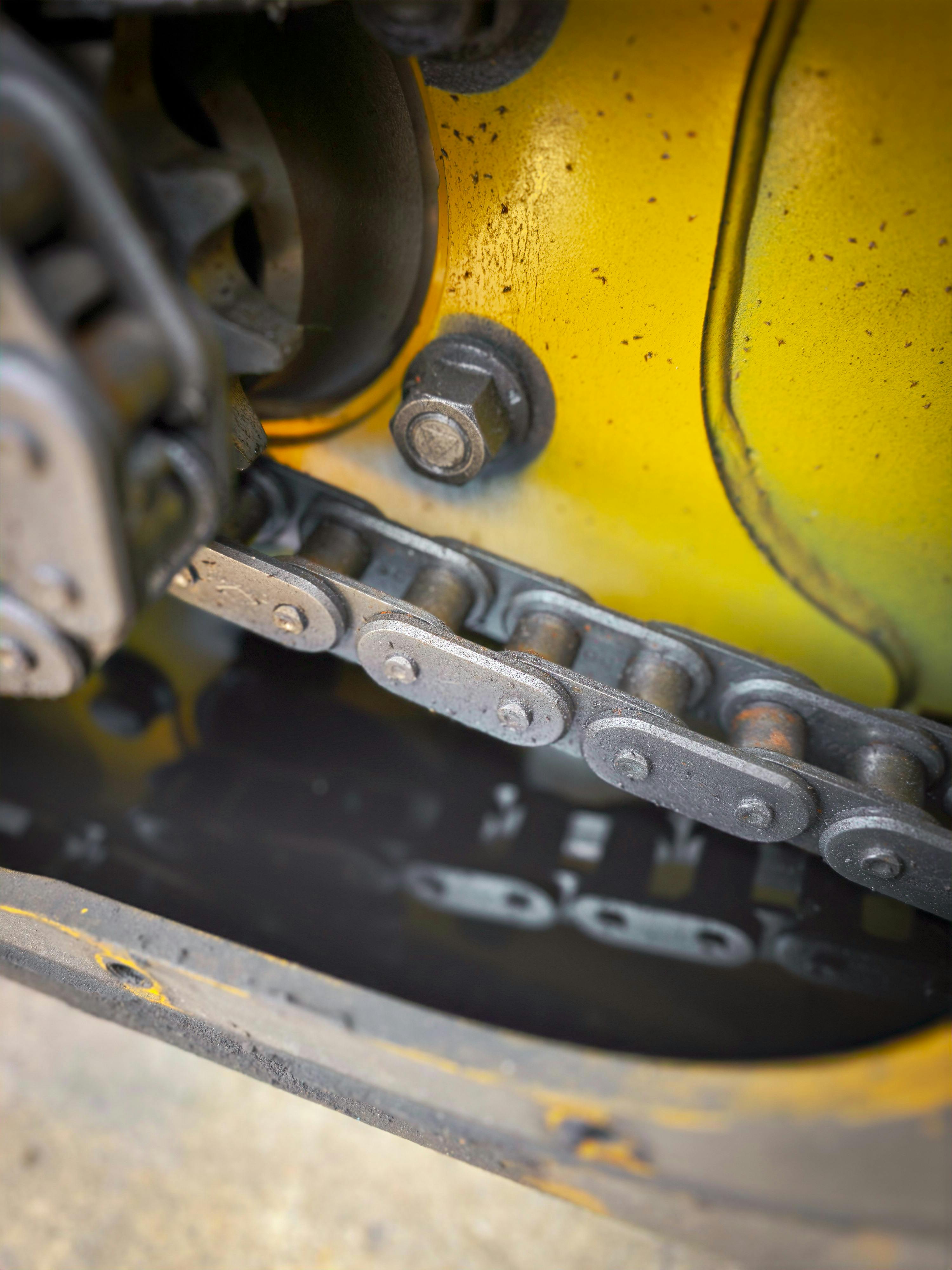 Close-up of Machinery Chain and Gears · Free Stock Photo