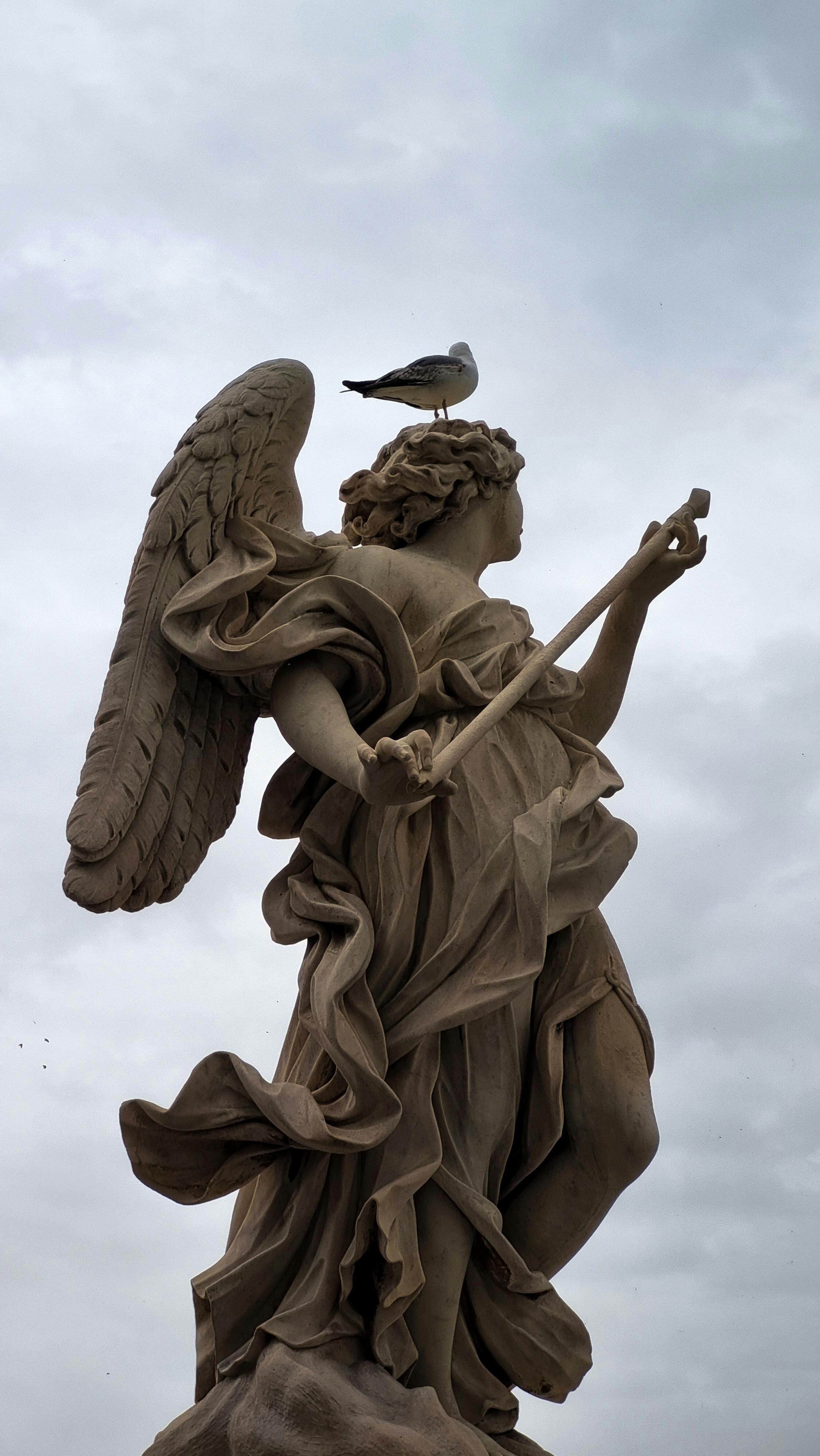 Estatua De ángel Con Gaviota En Roma, Italia · Foto de stock gratuita