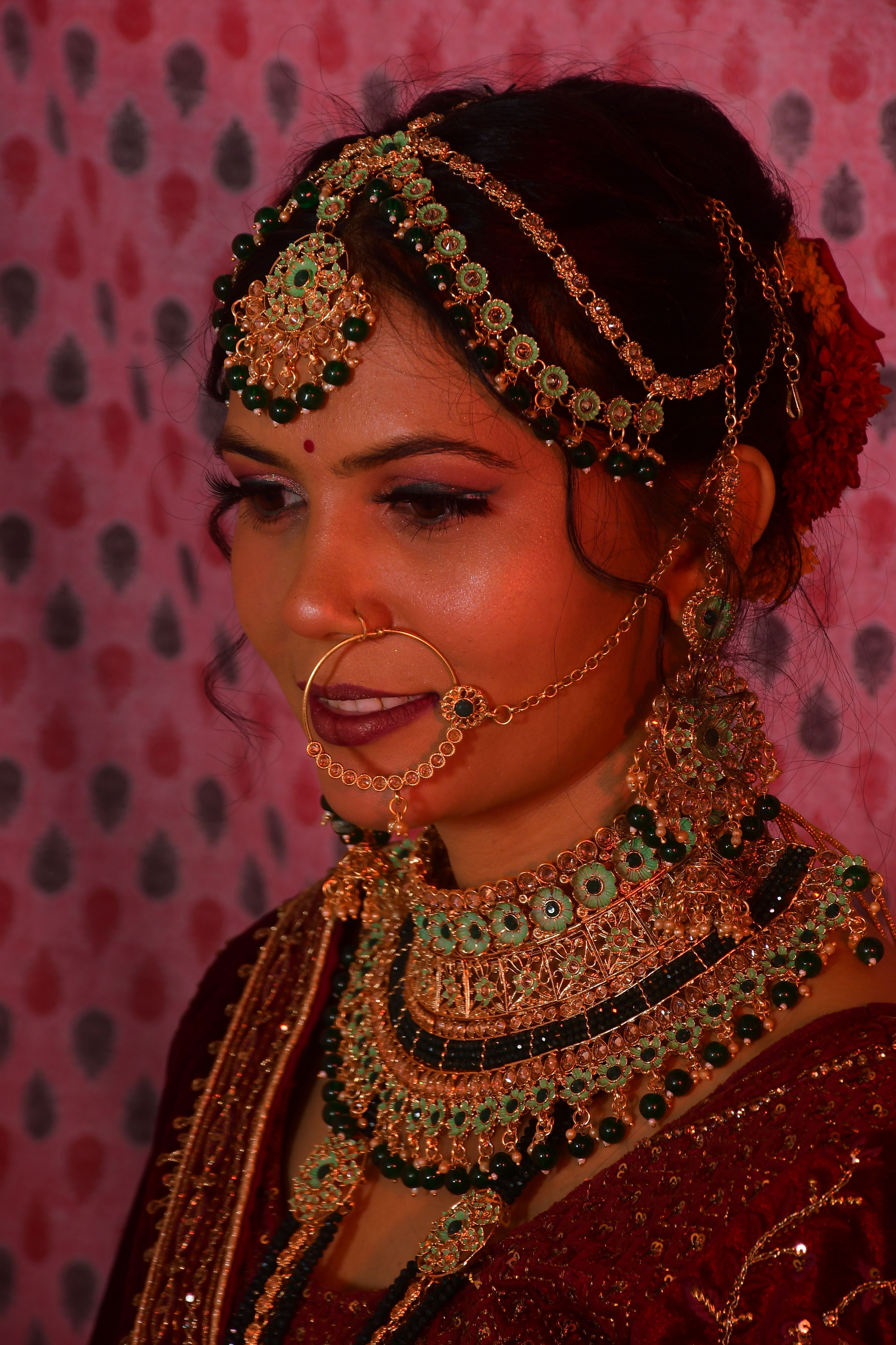 Elegant Indian Bride in Traditional Jewelry · Free Stock Photo