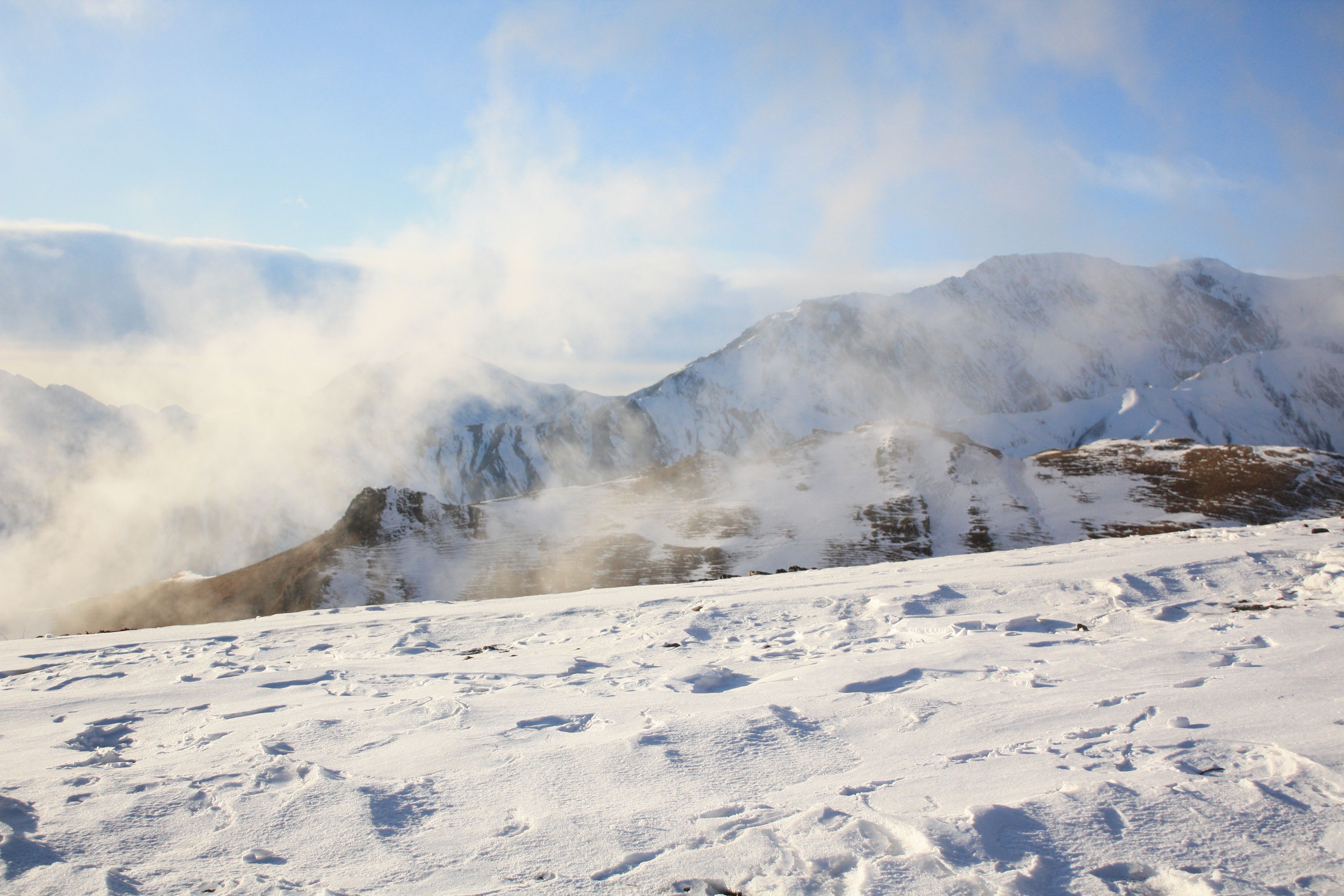 Snow-Covered Mountain Panorama with Mist · Free Stock Photo