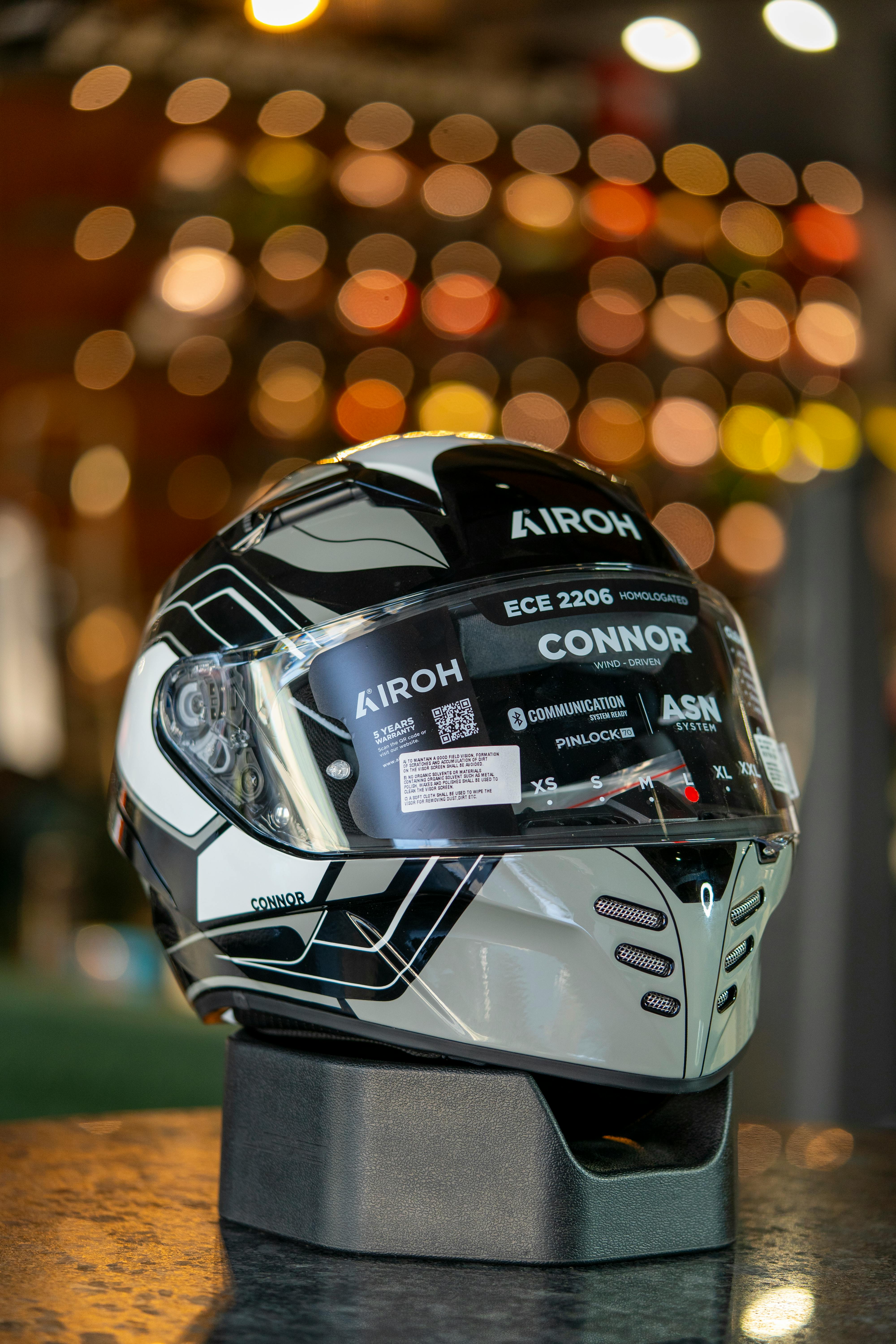 Helm Motor Dengan Desain Unik Di Stand · Foto Stok Gratis