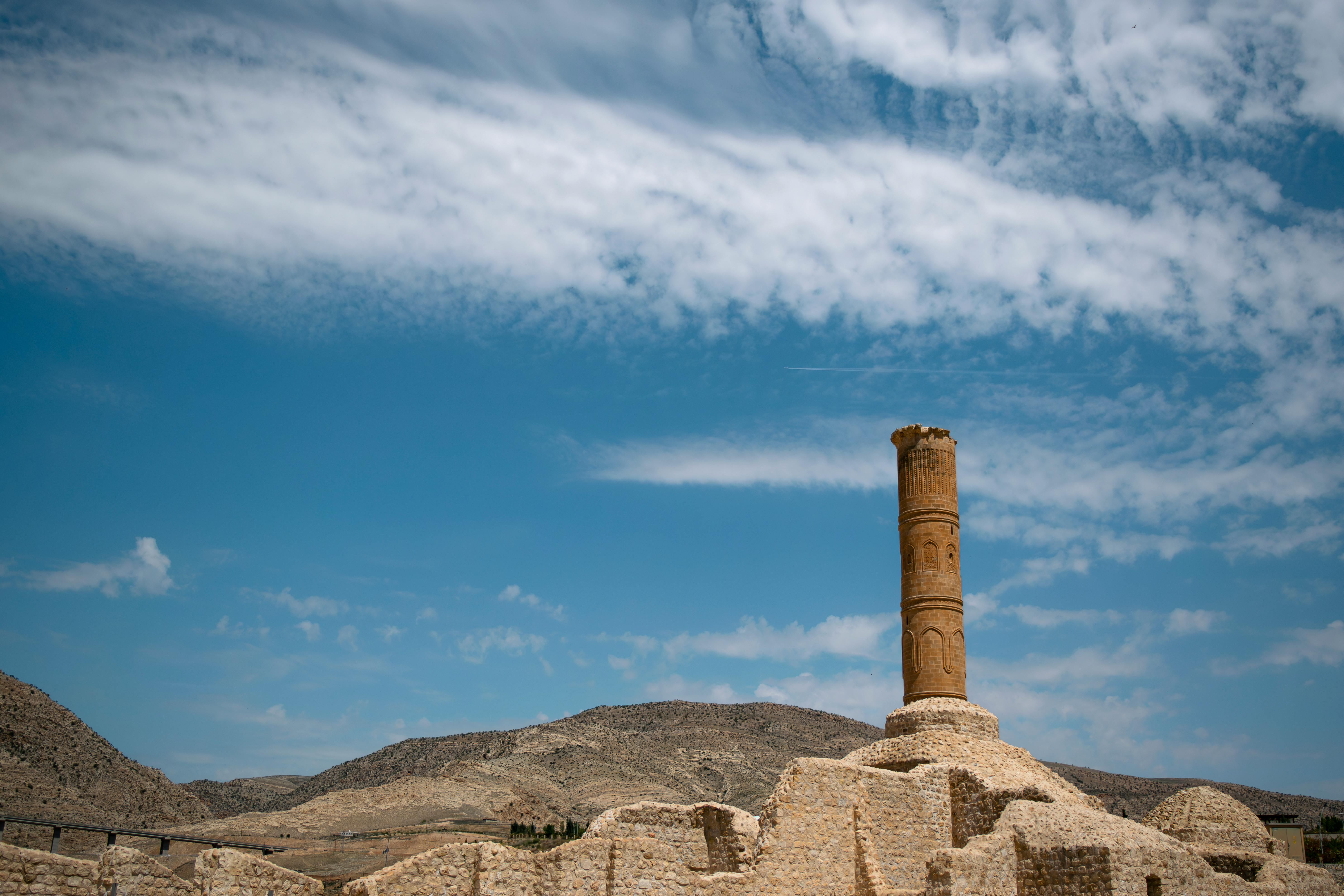 Mavi Gökyüzüne Karşı Tarihi Cami Minaresi · Ücretsiz Stok Fotoğraf