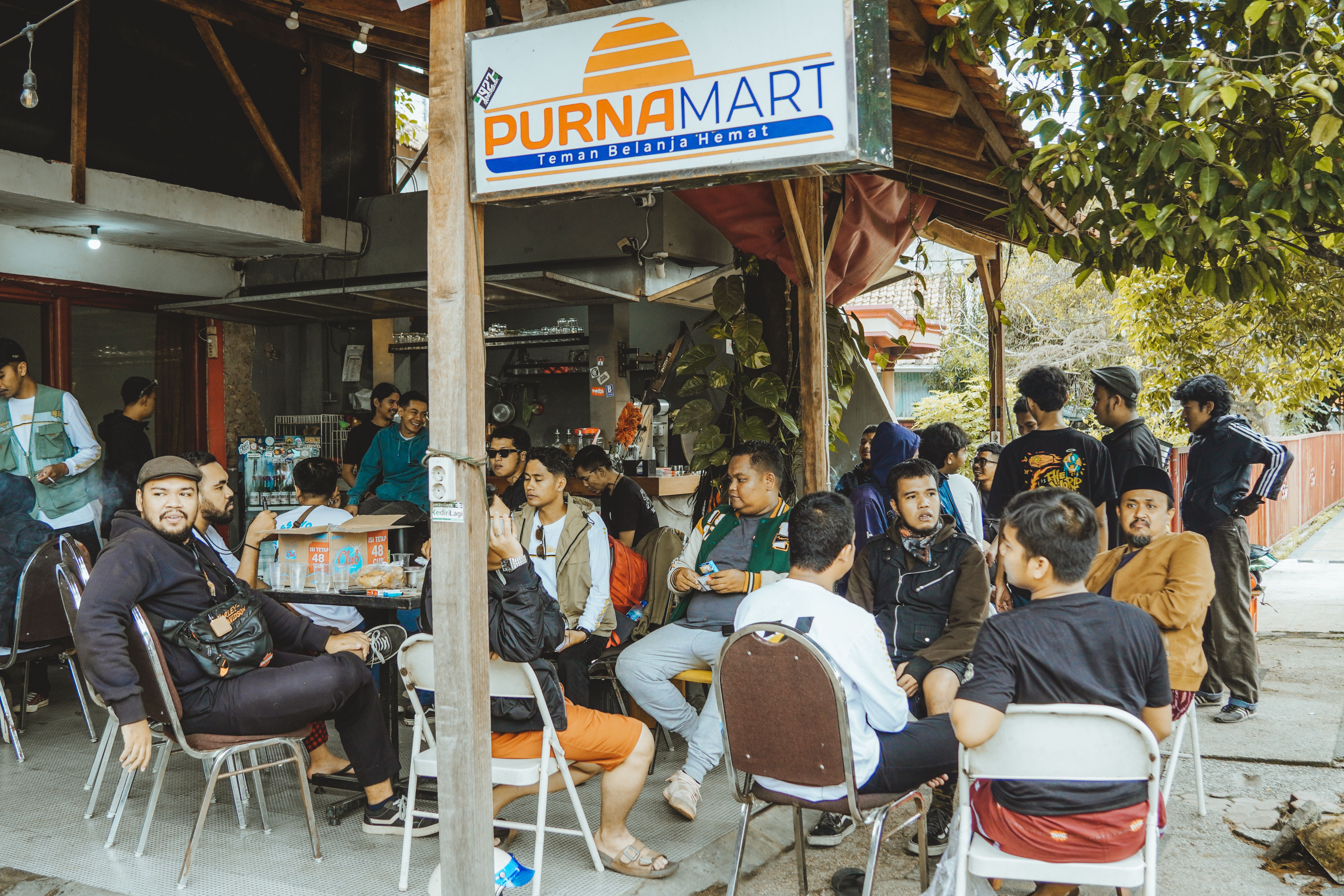 Casual Gathering at Indonesian Local Café · Free Stock Photo