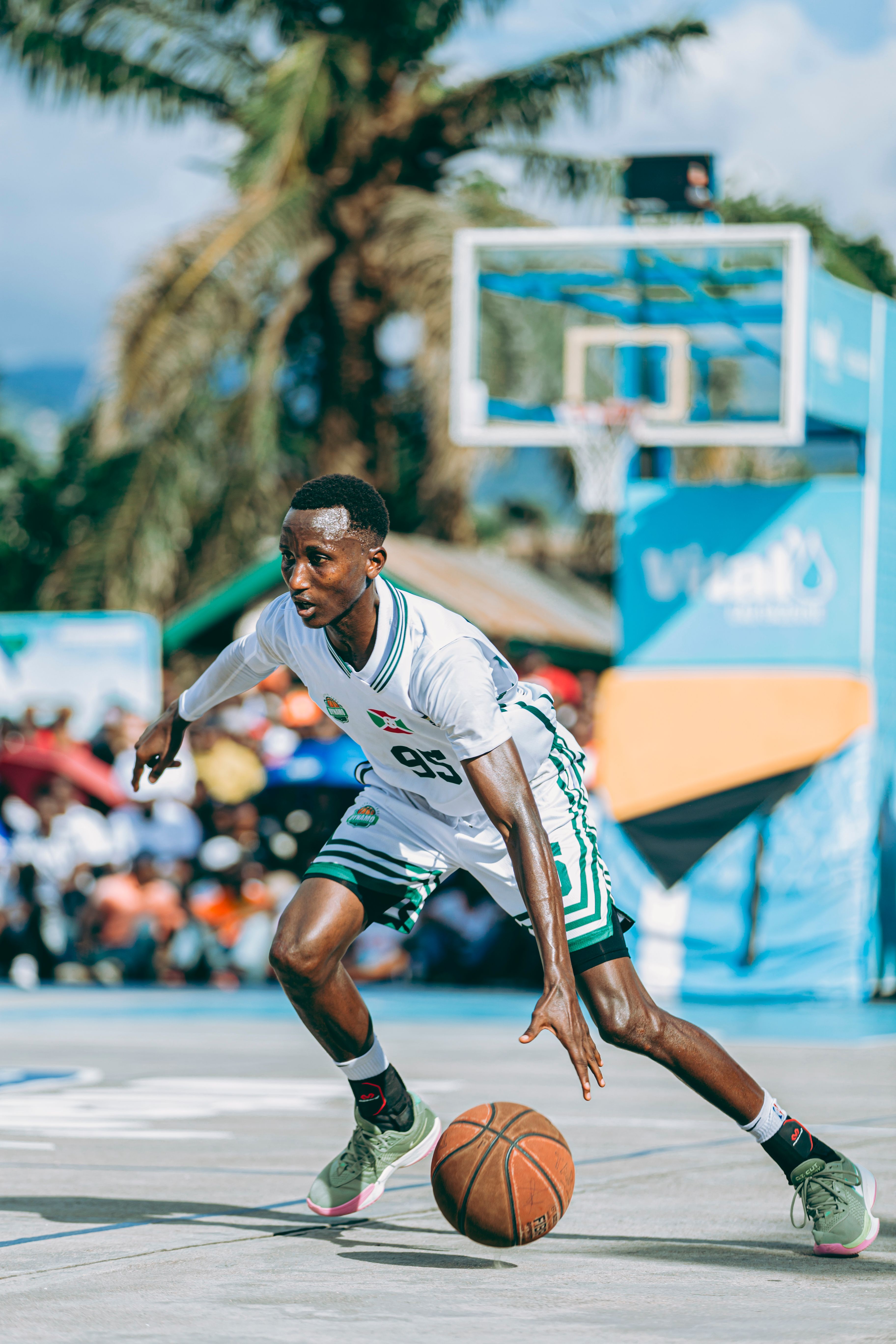 Dynamic Outdoor Basketball Match in Action · Free Stock Photo