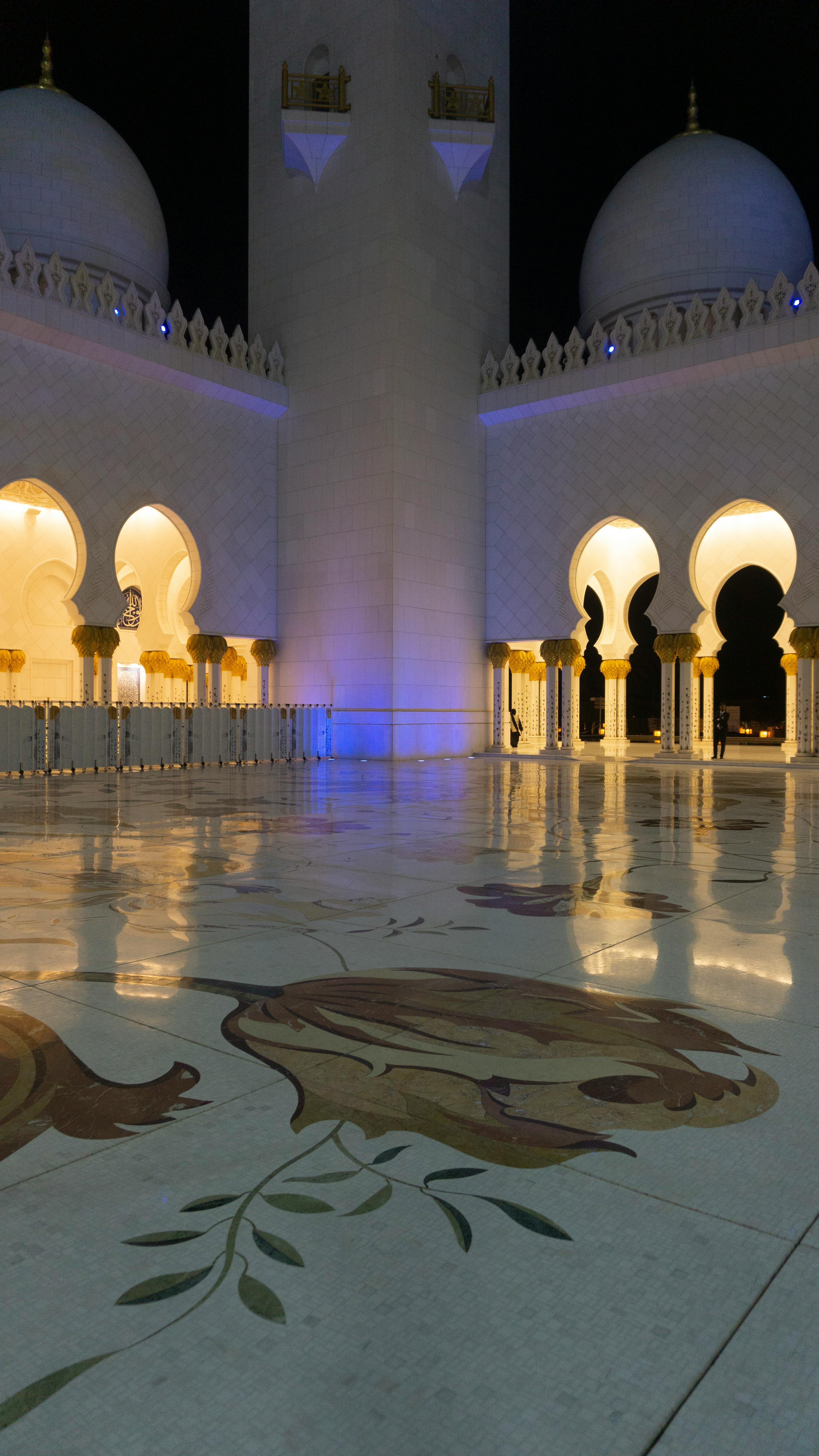 Sheikh Zayed Mosque at Night with Stunning Floor Art · Free Stock Photo