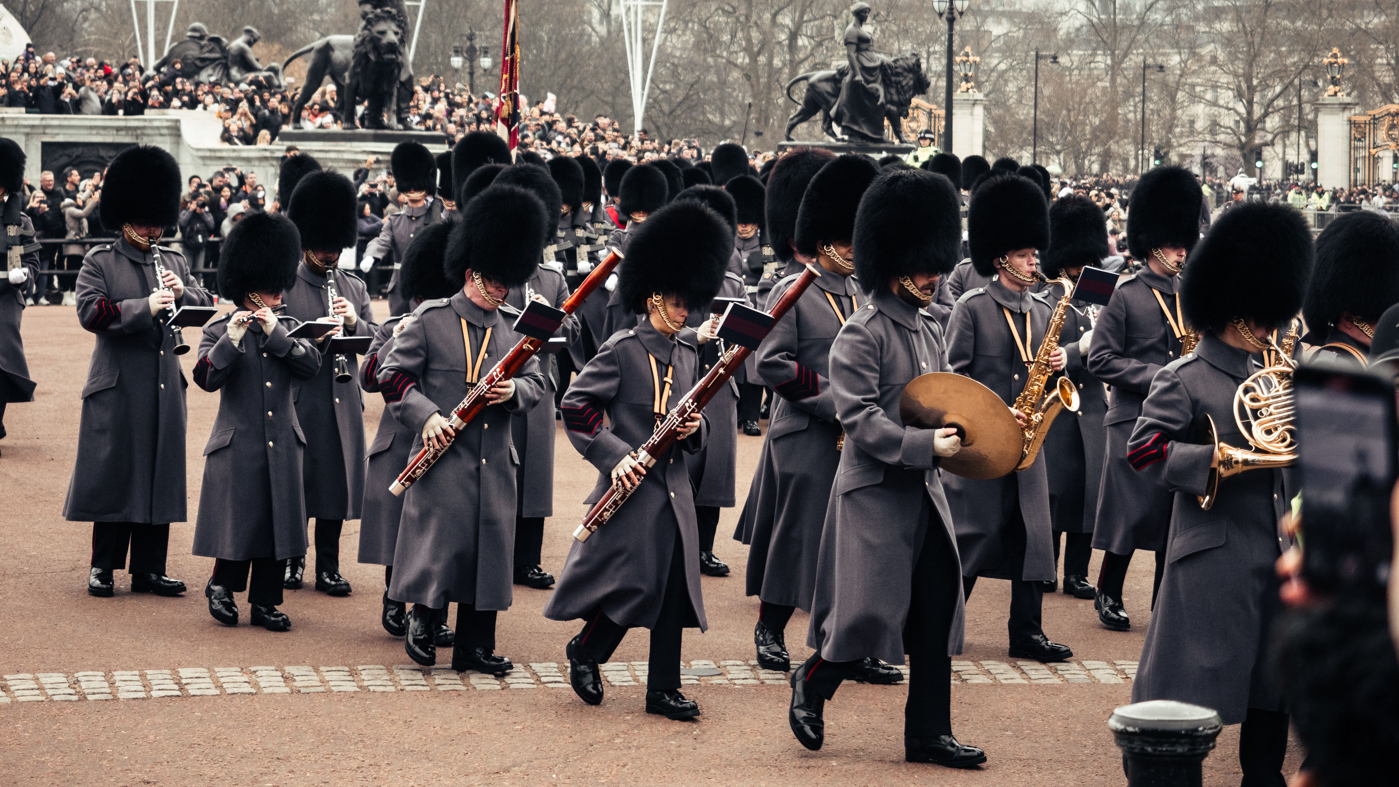 Back View of Guard in Red Uniform at Buckingham Palace · Free Stock Photo