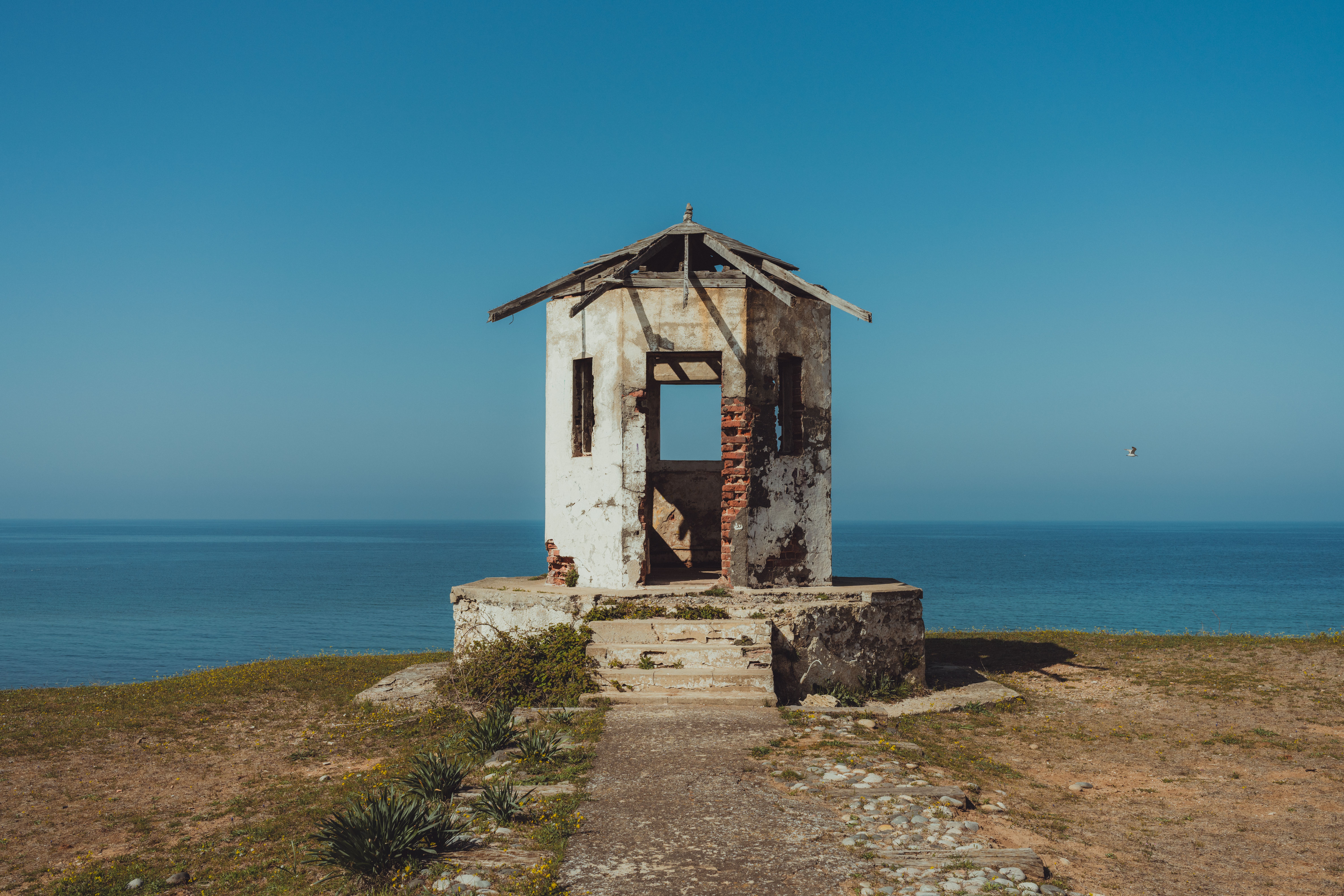Abandoned Coastal Building Overlooking the Sea · Free Stock Photo