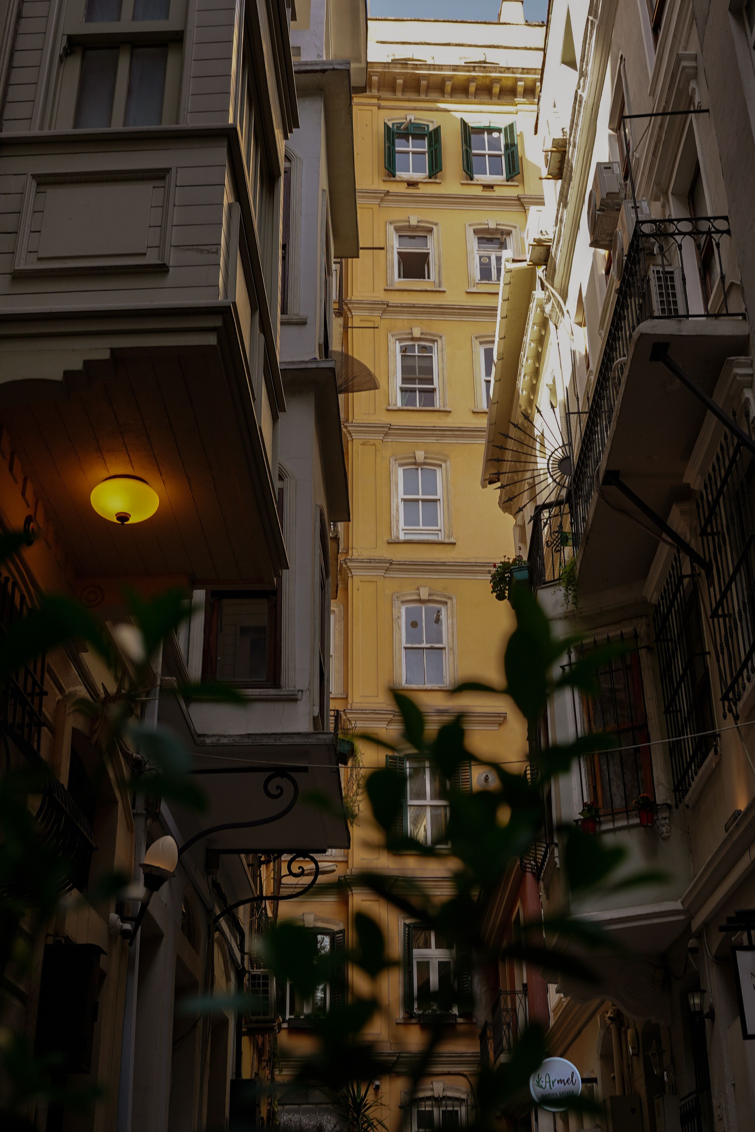 Charming Alleyway with Historic Architecture · Free Stock Photo