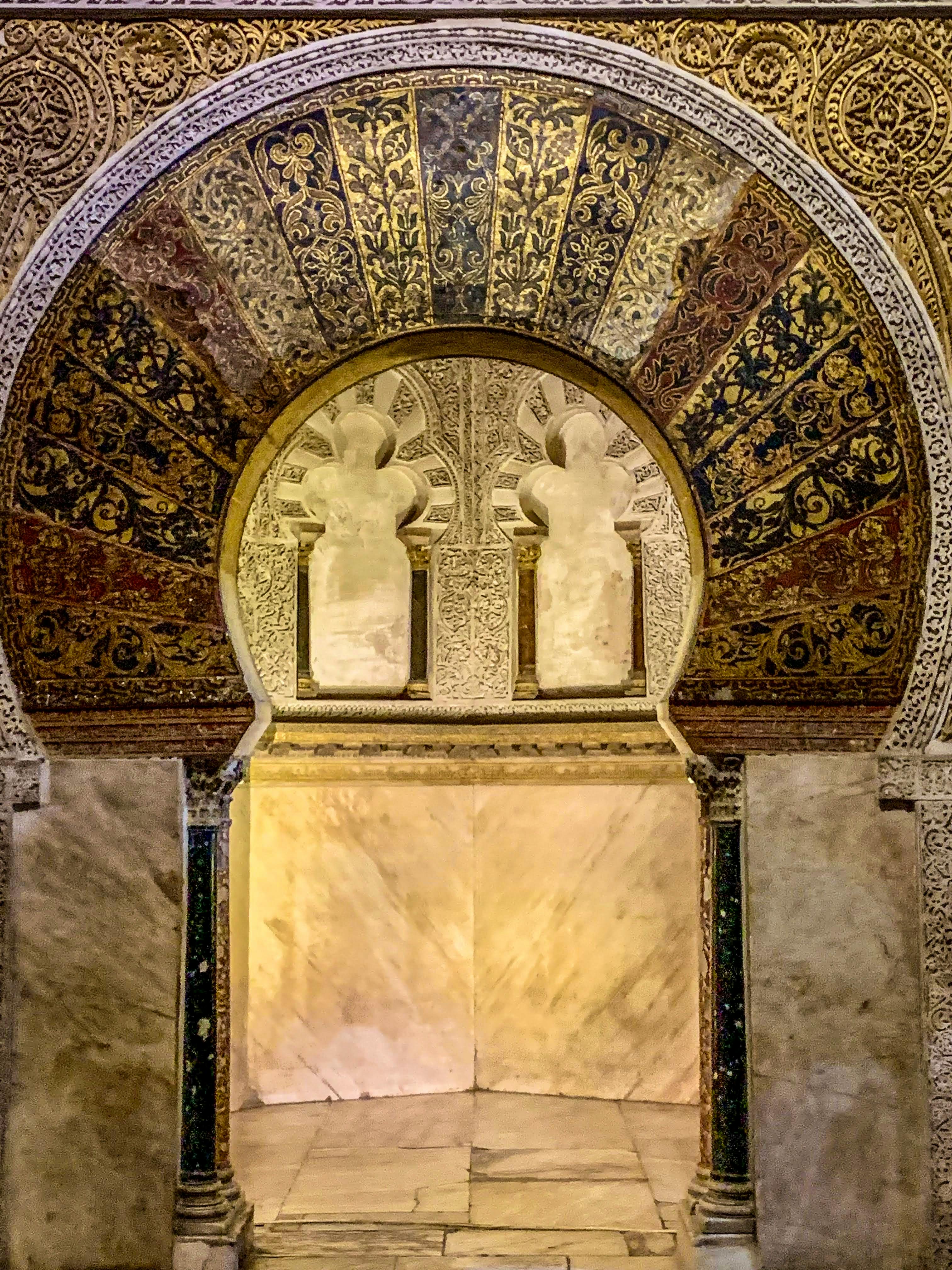 Intricate Moorish Archway with Ornate Patterns · Free Stock Photo