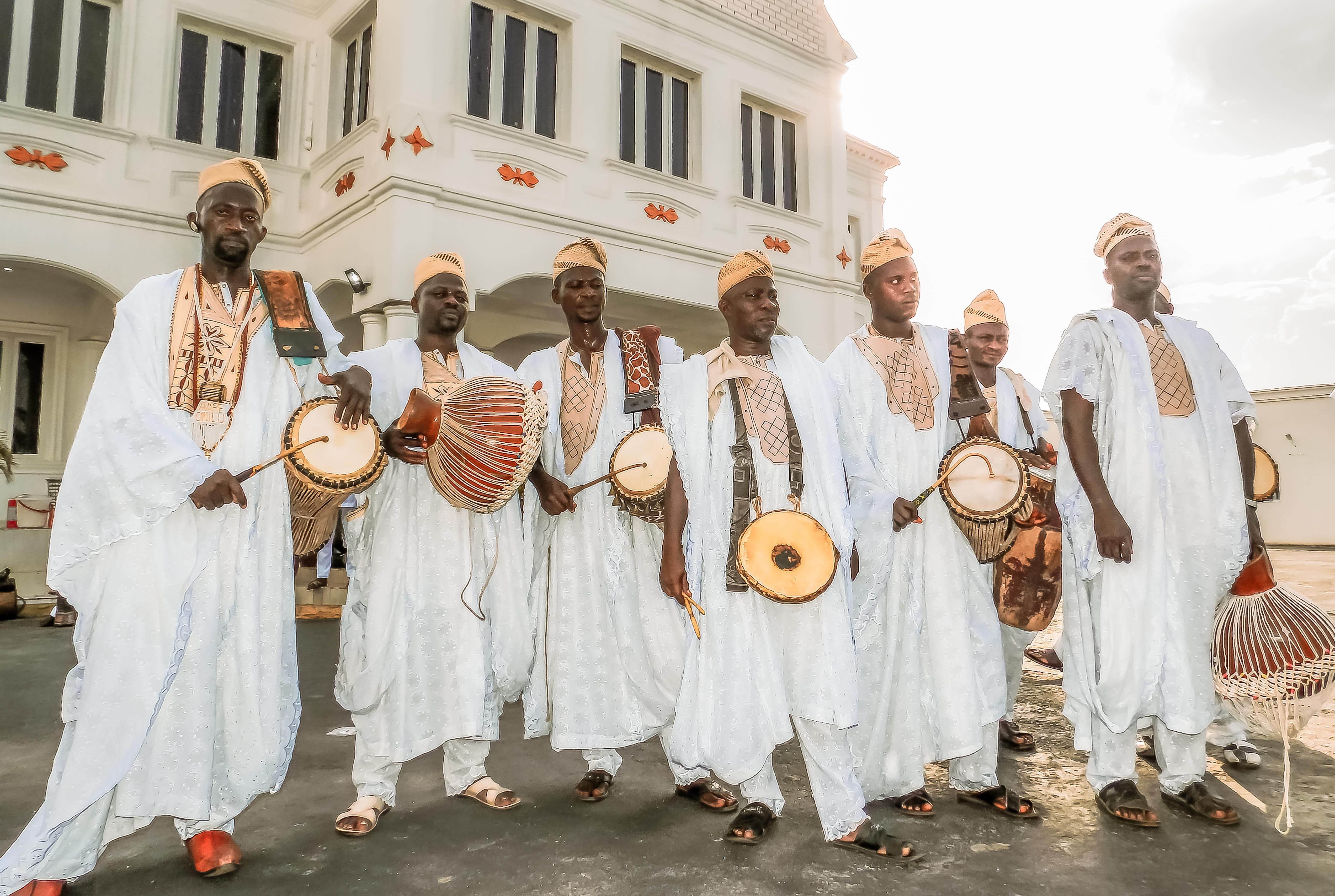 Tamborileros Tradicionales Africanos Con Atuendos Culturales · Foto de ...