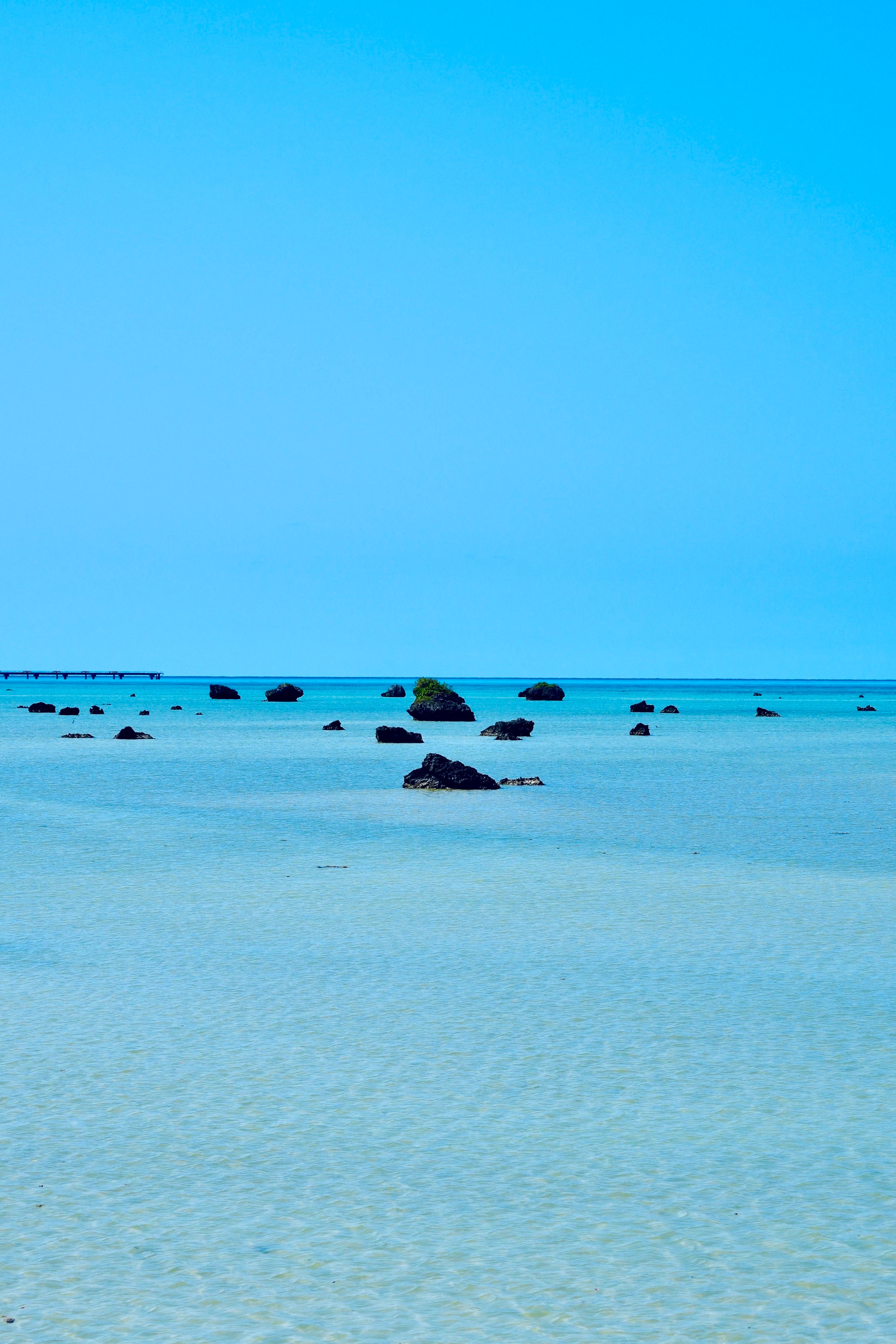 Tranquil Turquoise Waters of Okinawa Shoreline · Free Stock Photo