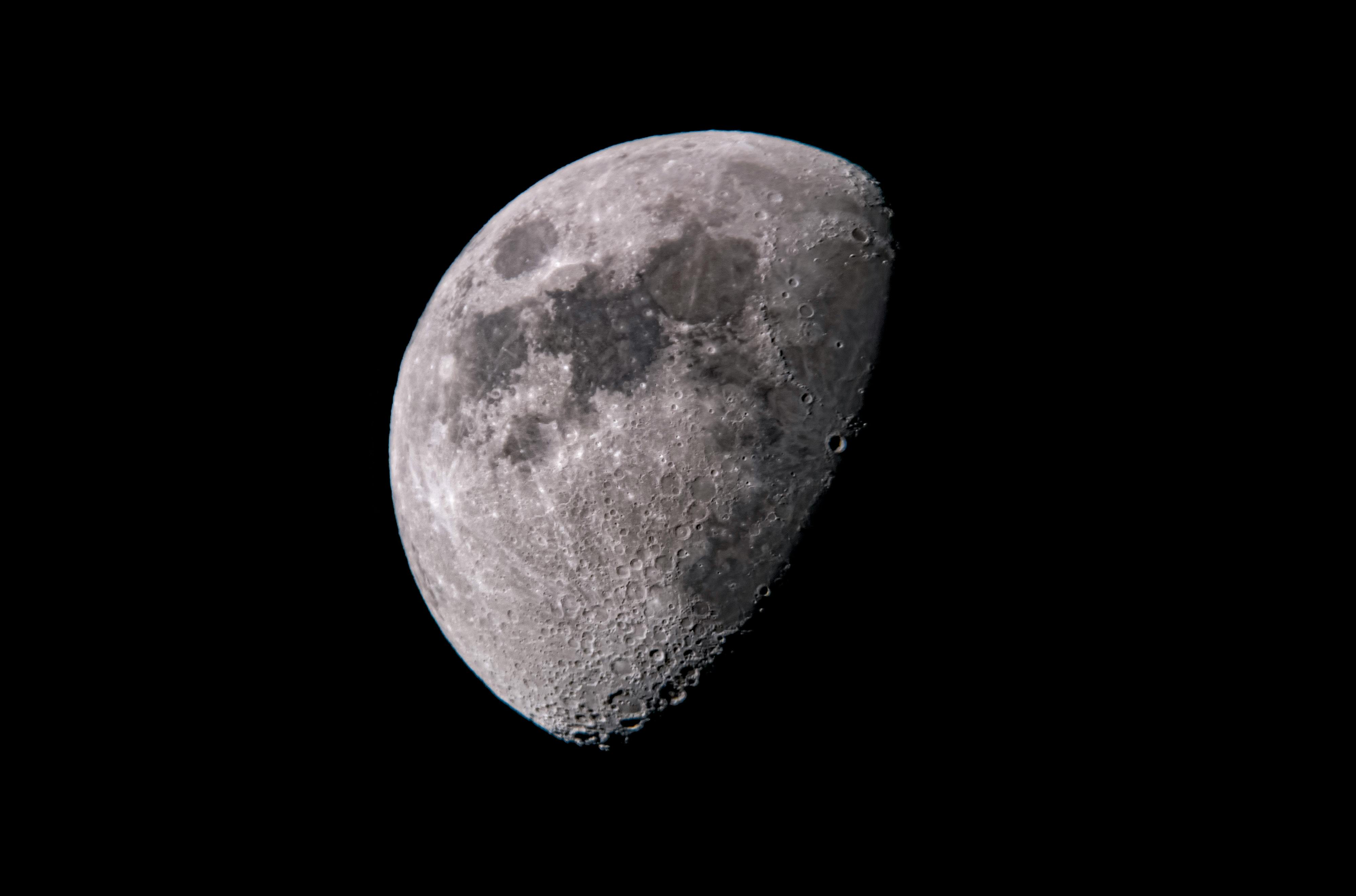 Superfície Lunar Detalhada Com Crateras No Espaço · Foto profissional ...