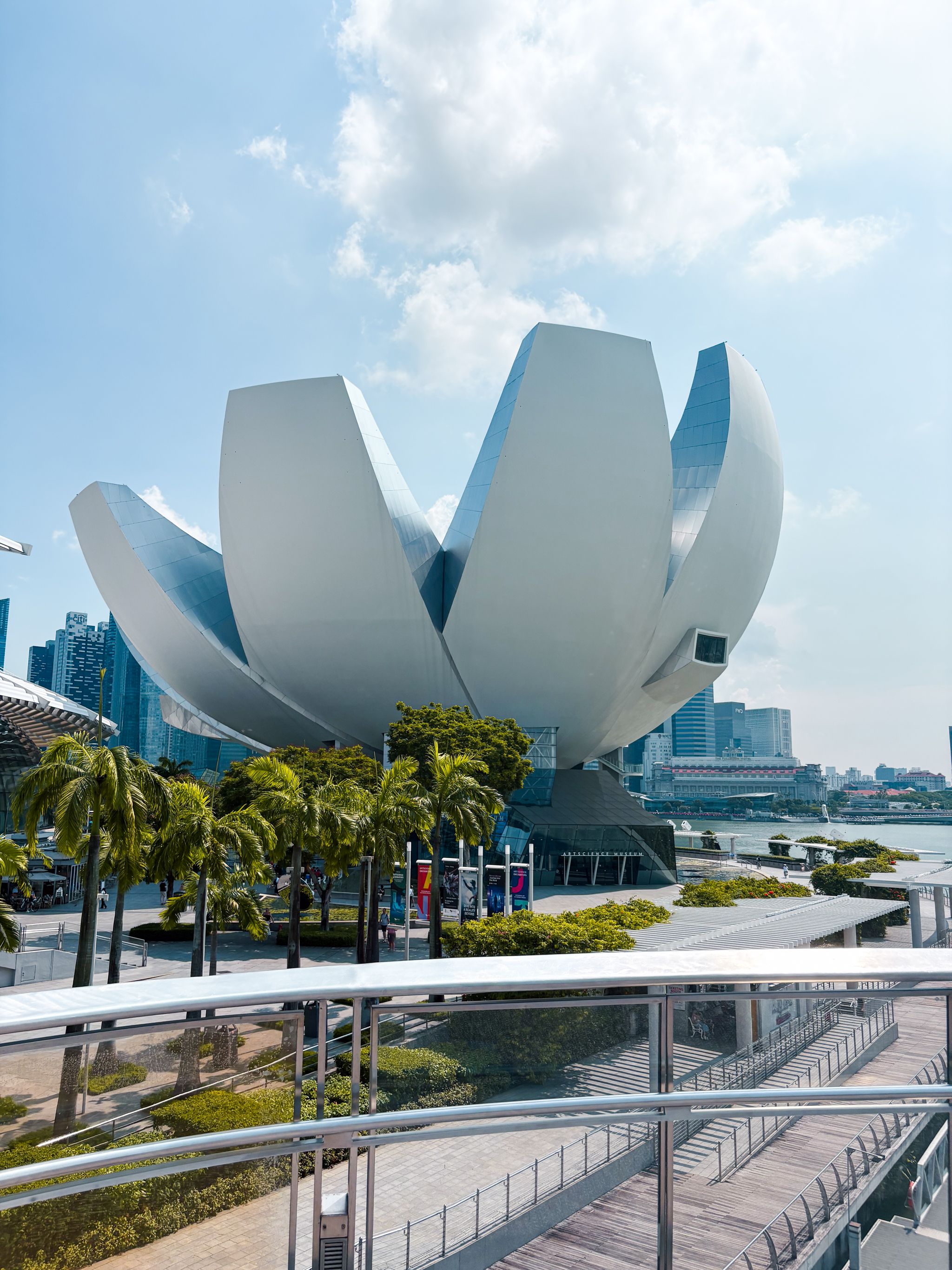 Museo De Arte Y Ciencia Icónico En Marina Bay, Singapur · Foto de stock ...