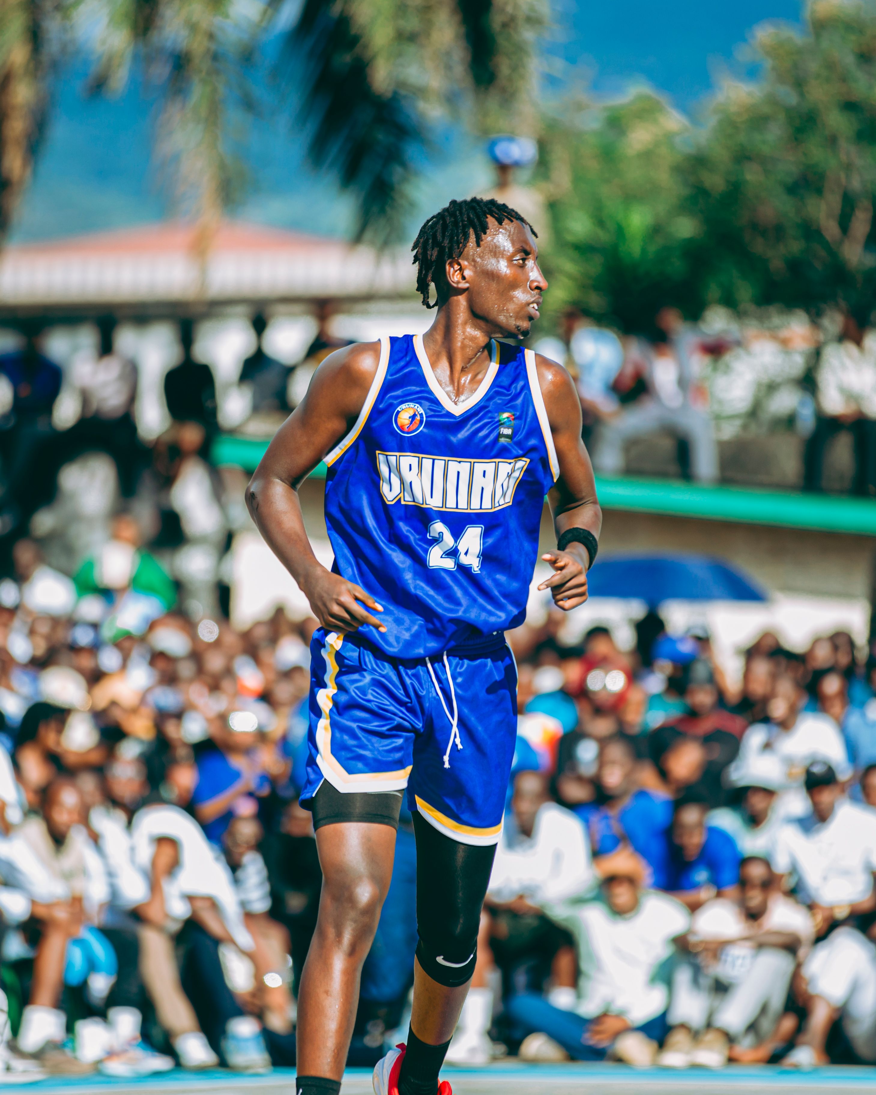 Dynamic Outdoor Basketball Game Scene · Free Stock Photo