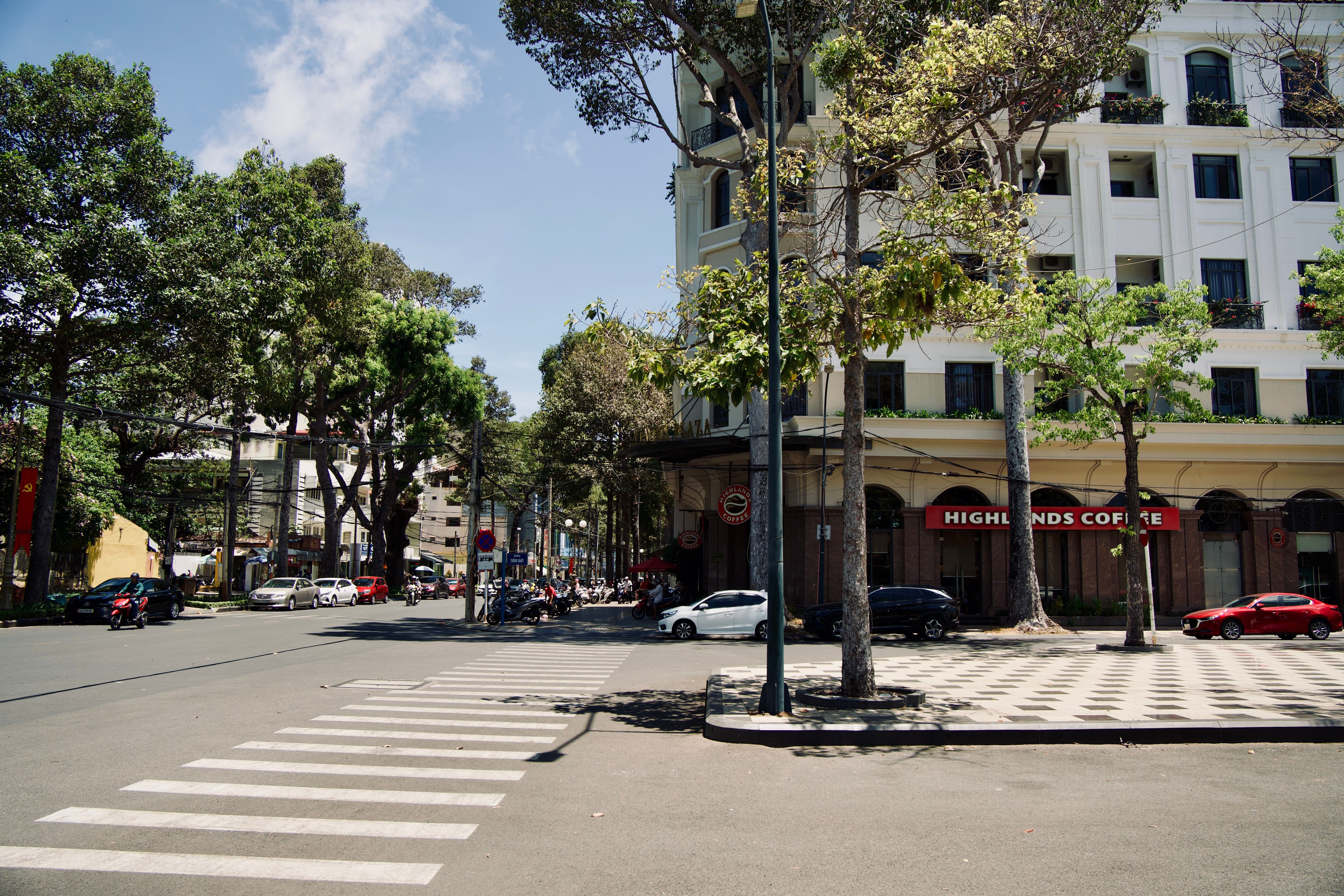 Urban Intersection with Classic Architecture · Free Stock Photo