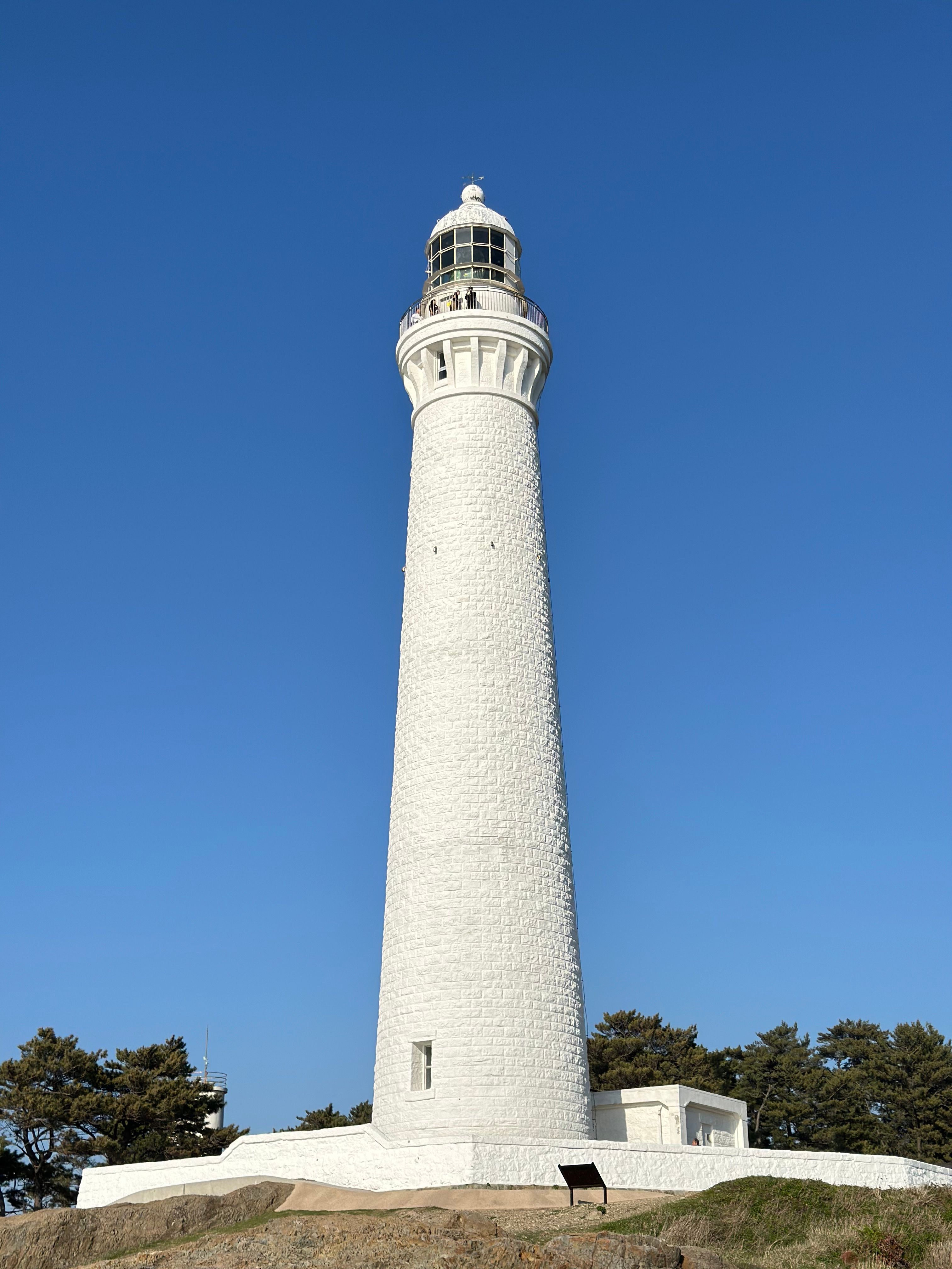 Sunny Day at Historic White Lighthouse · Free Stock Photo