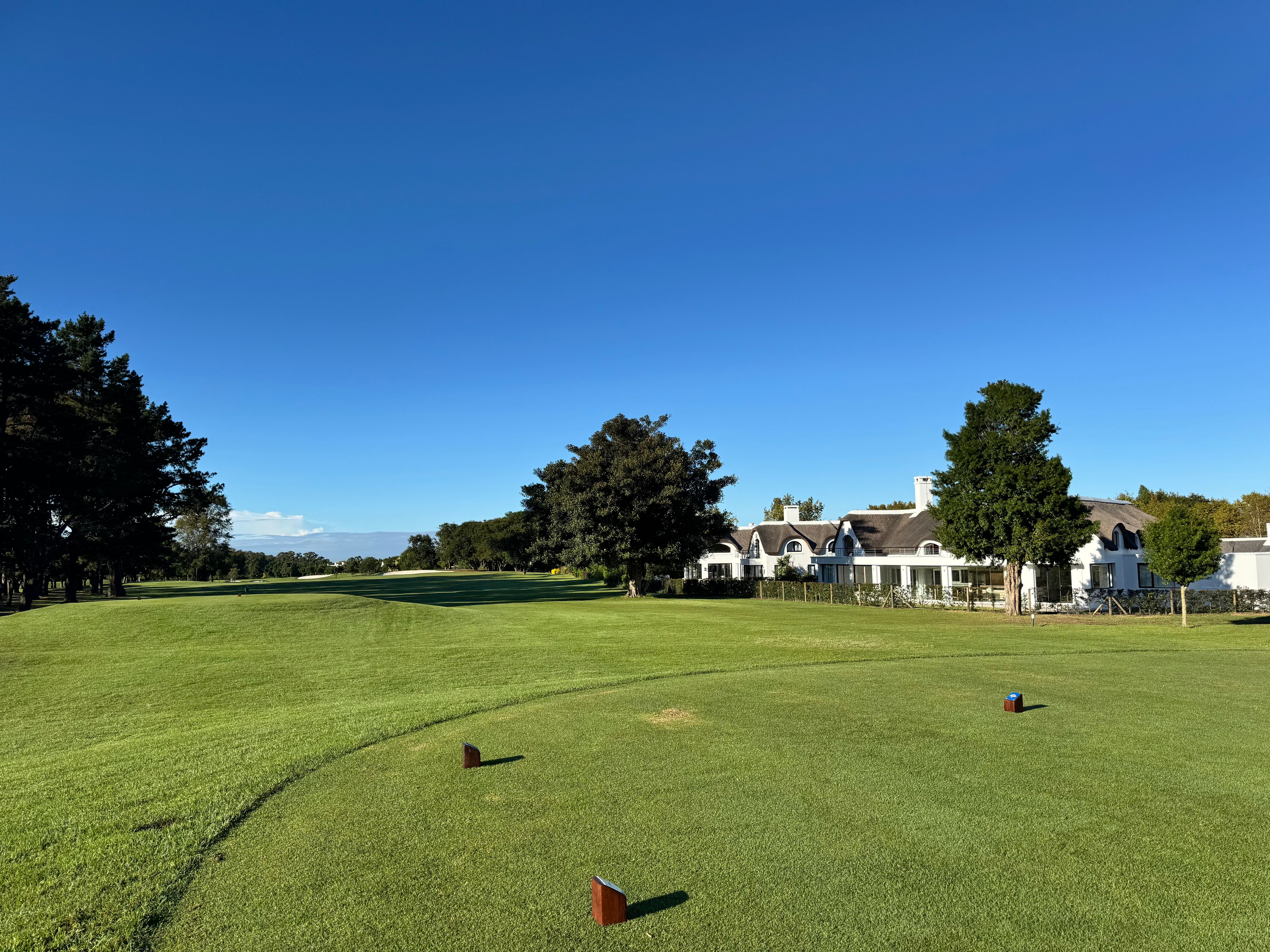 Scenic Golf Course Fairway with Clubhouse View · Free Stock Photo
