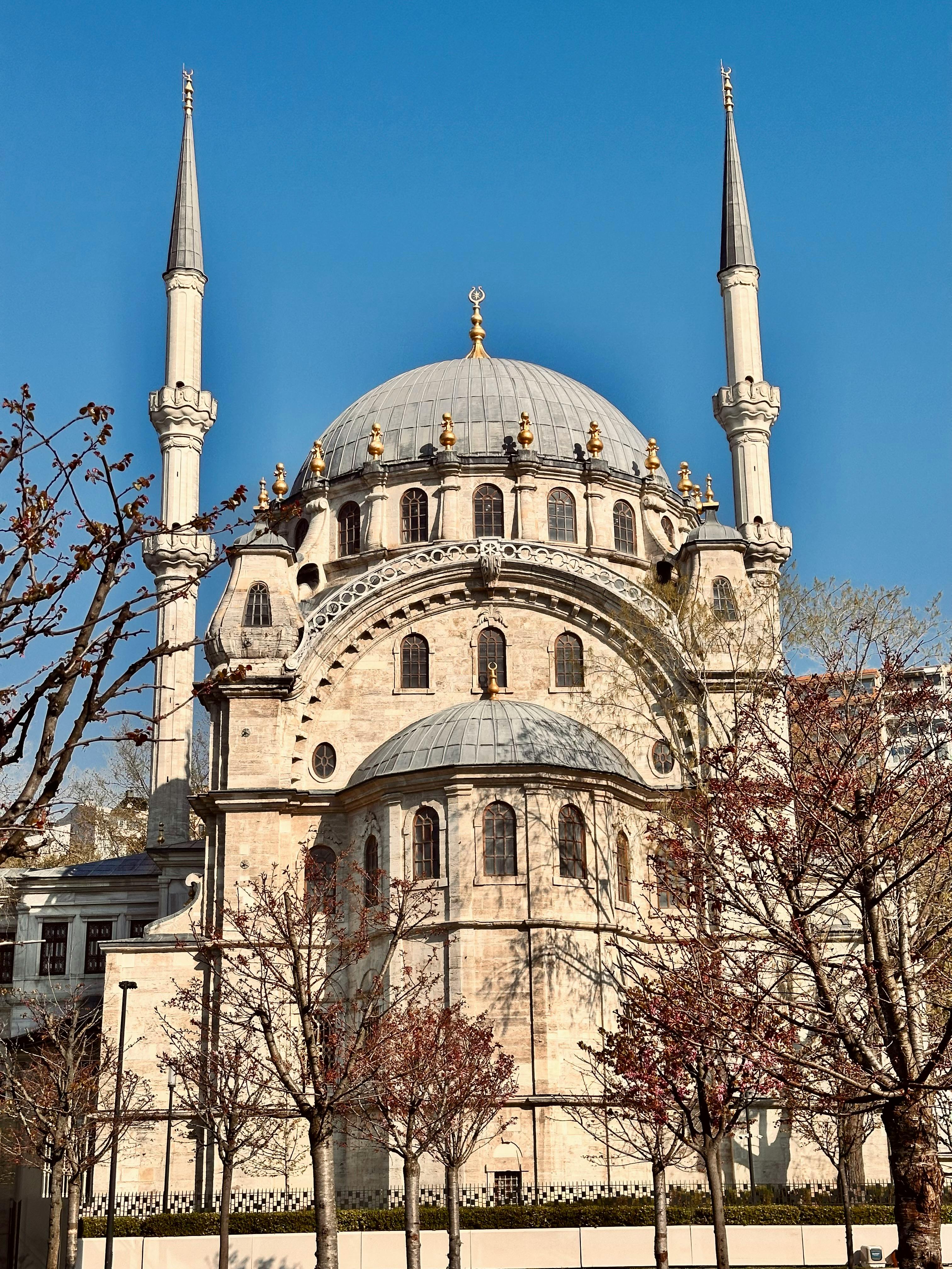 Masjid Mewah Dengan Langit Biru Dan Menara · Foto Stok Gratis