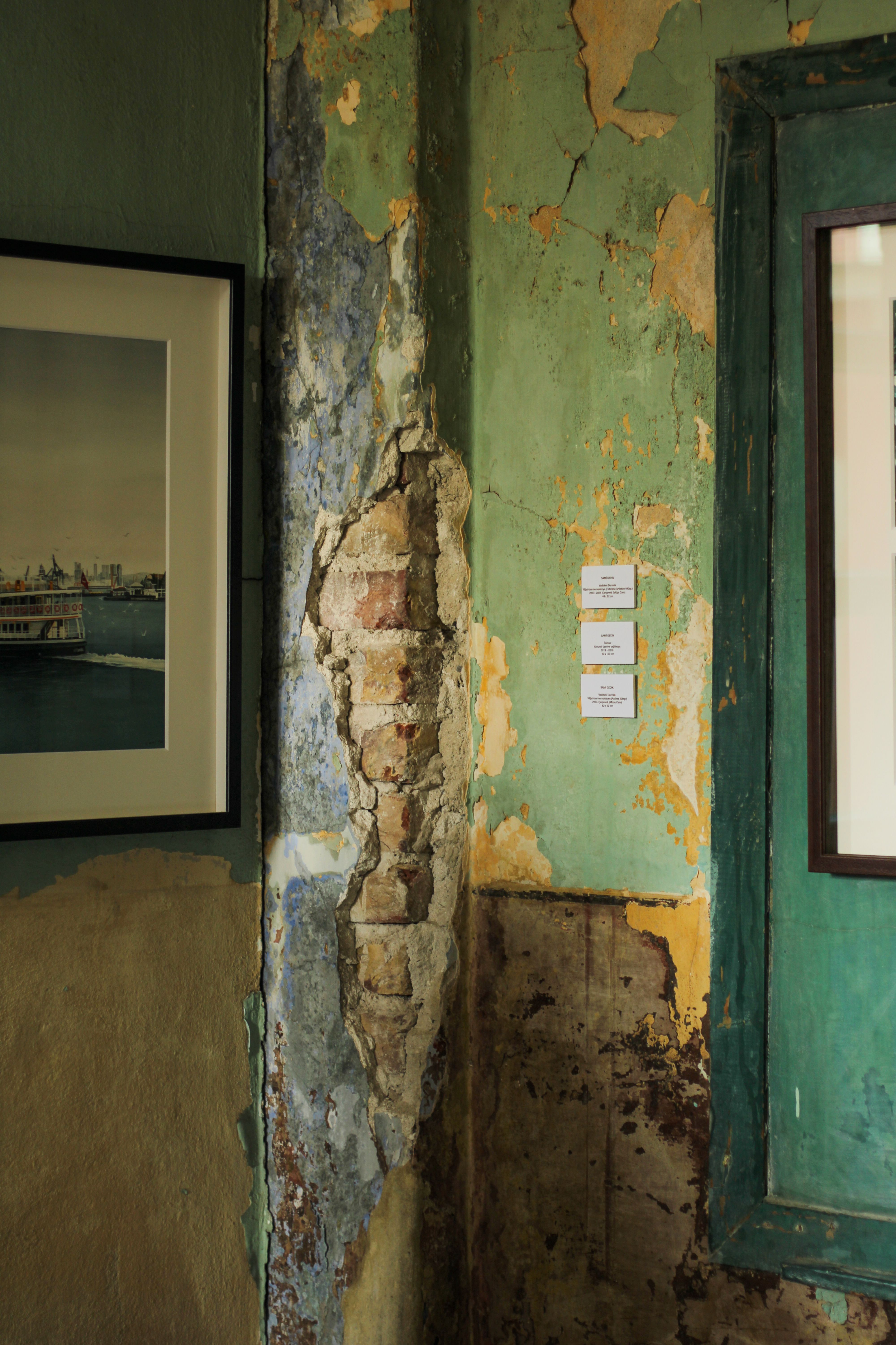 Vintage Interior Wall with Peeling Paint and Artwork · Free Stock Photo