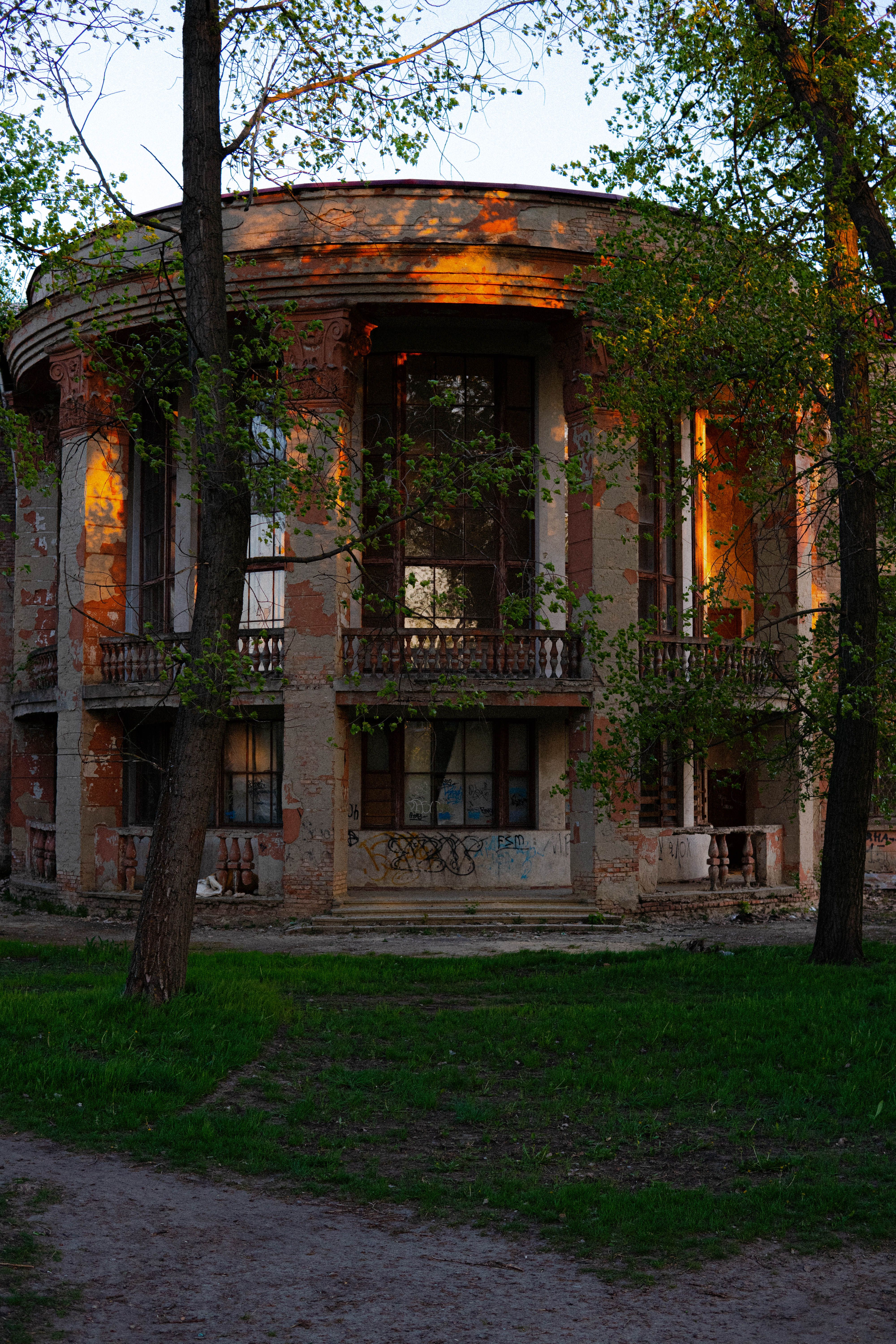 Historic Round Building Surrounded by Trees · Free Stock Photo