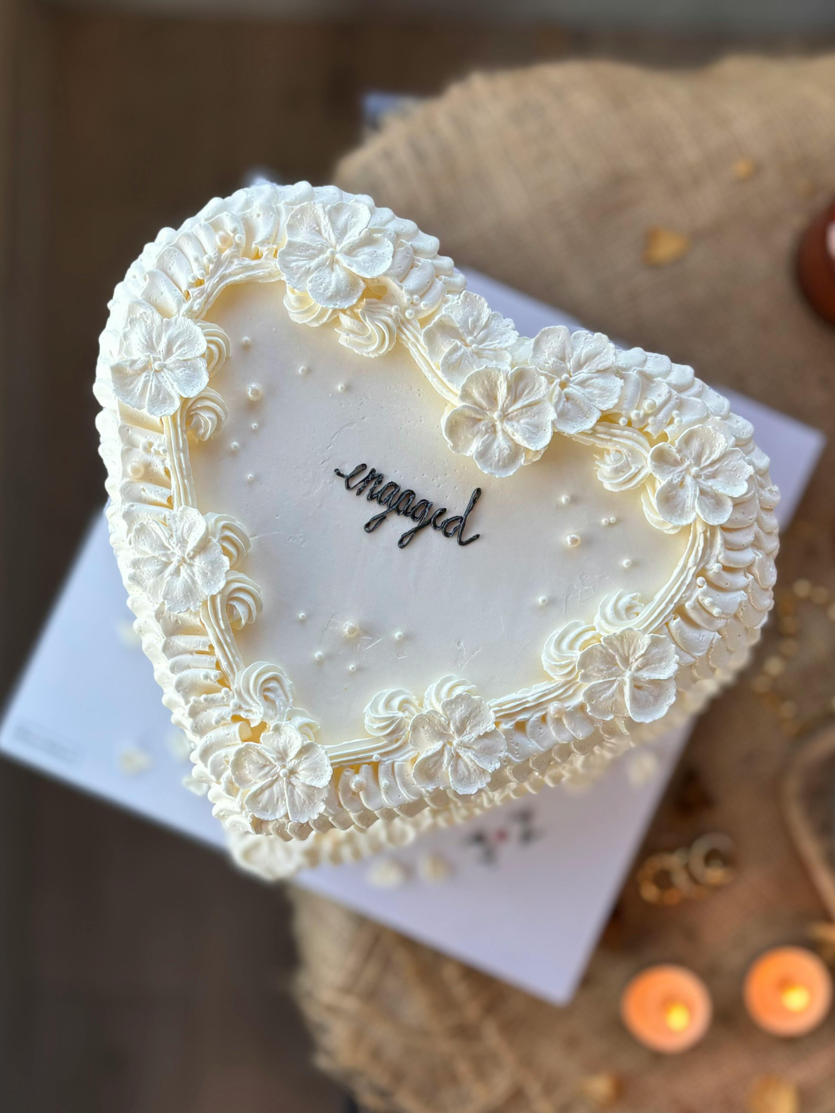 Pastel De Compromiso En Forma De Corazón Con Glaseado Floral · Foto de ...