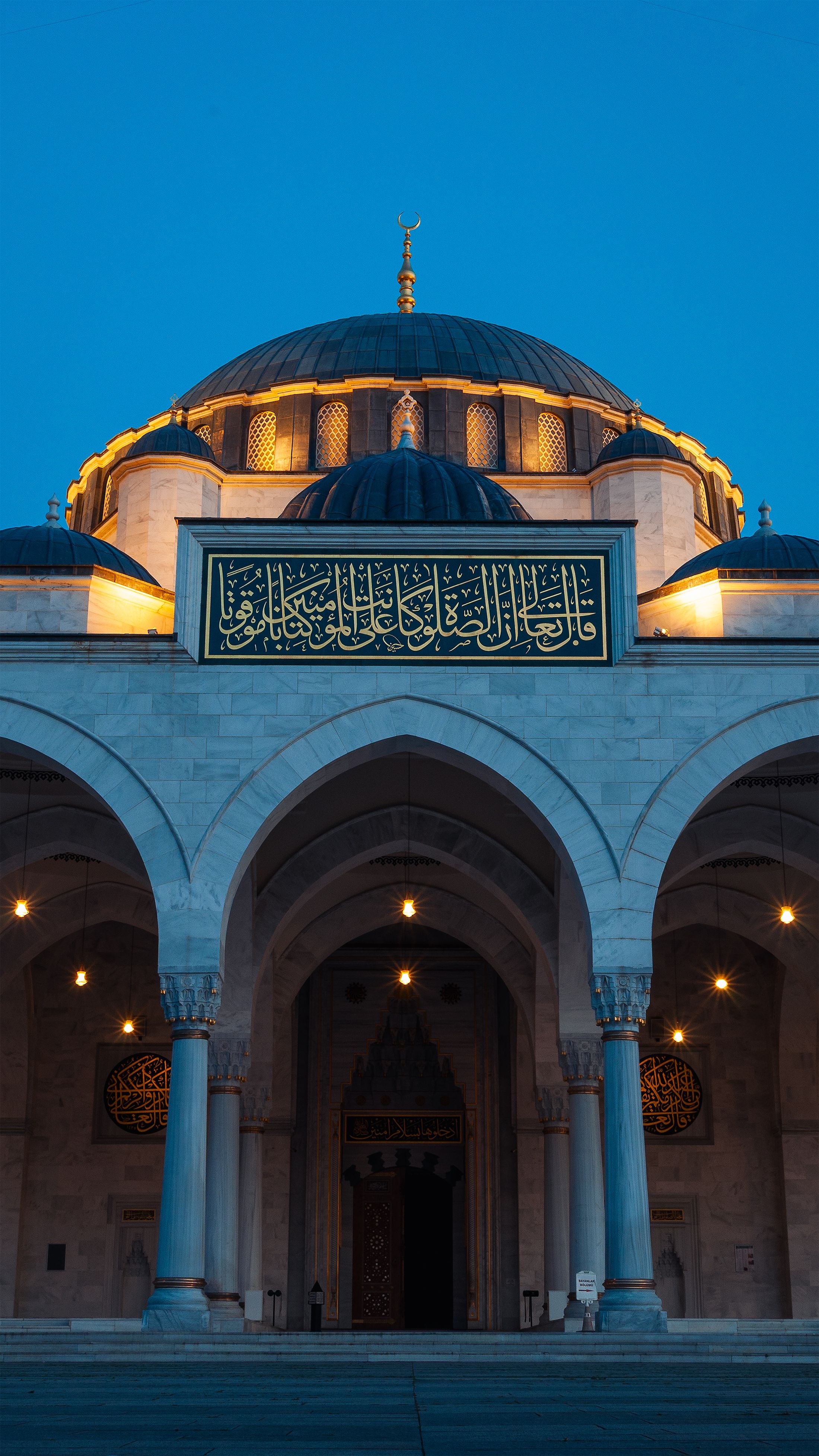 Melike Hatun Mosque Exterior in Ankara at Dusk · Free Stock Photo
