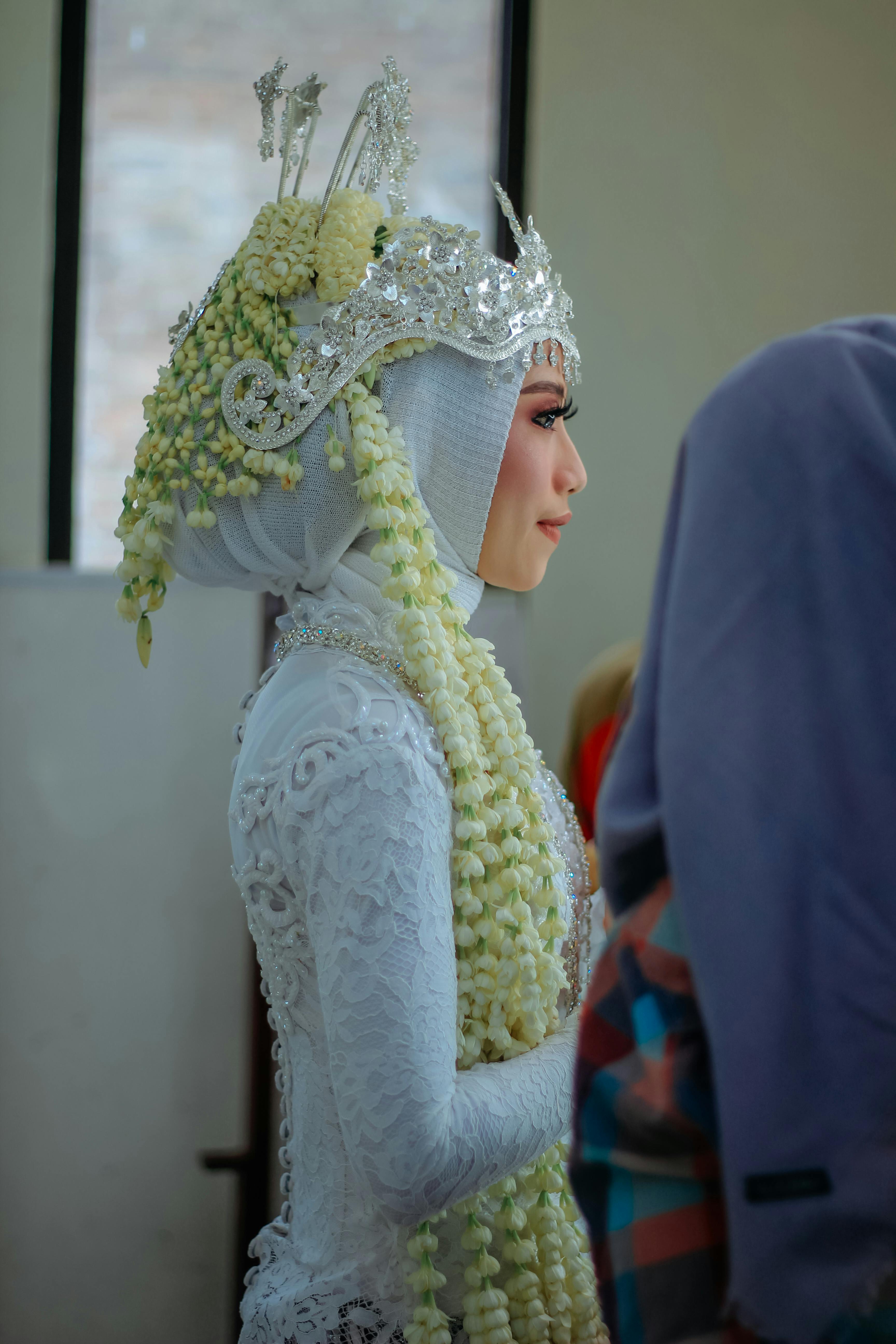 Elegant Javanese Bride in Traditional Attire · Free Stock Photo