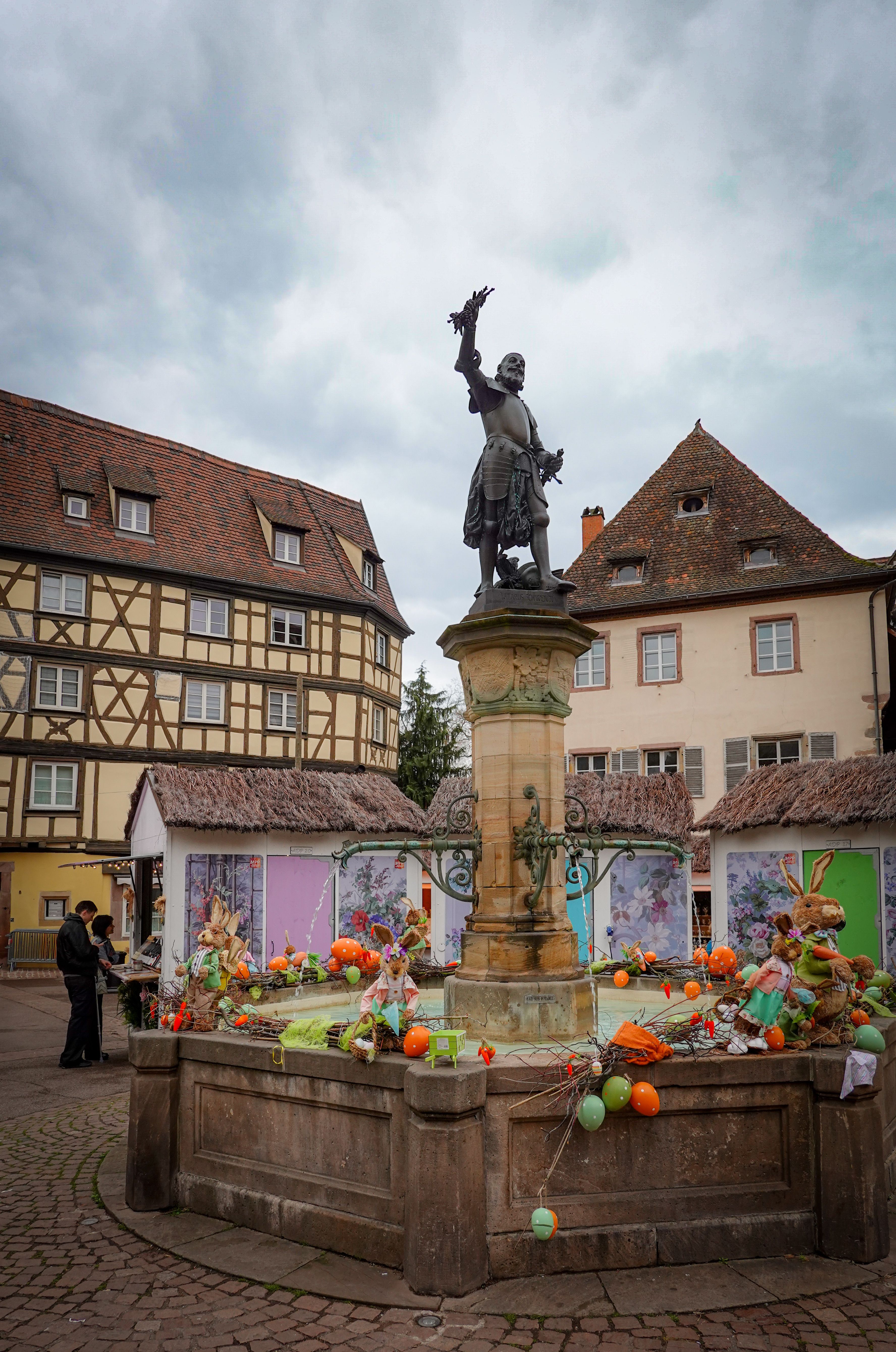Historic European Square with Statue and Decorated Fountain · Free ...