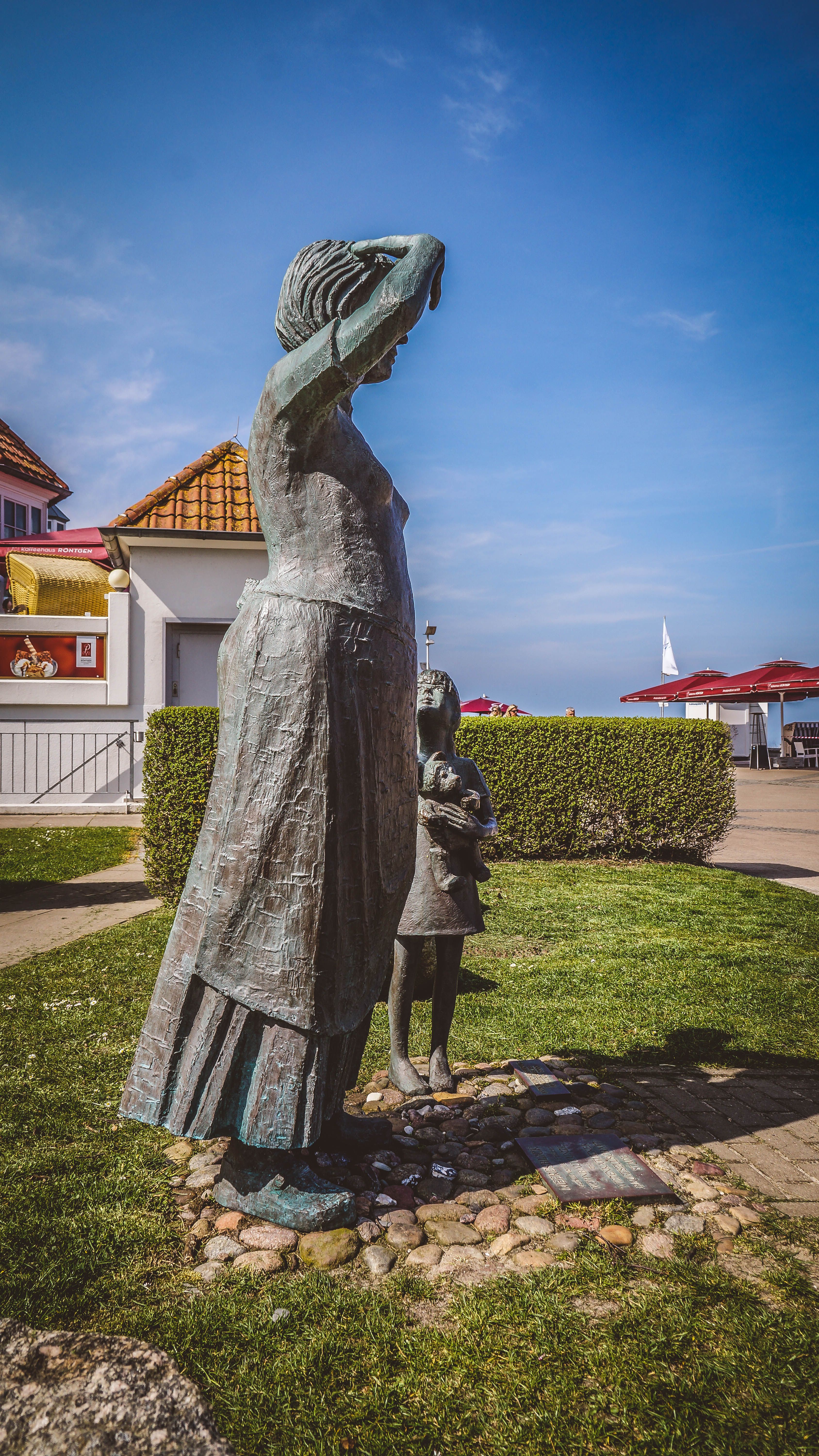 Historic Bronze Statue of Mother and Child Outdoors · Free Stock Photo