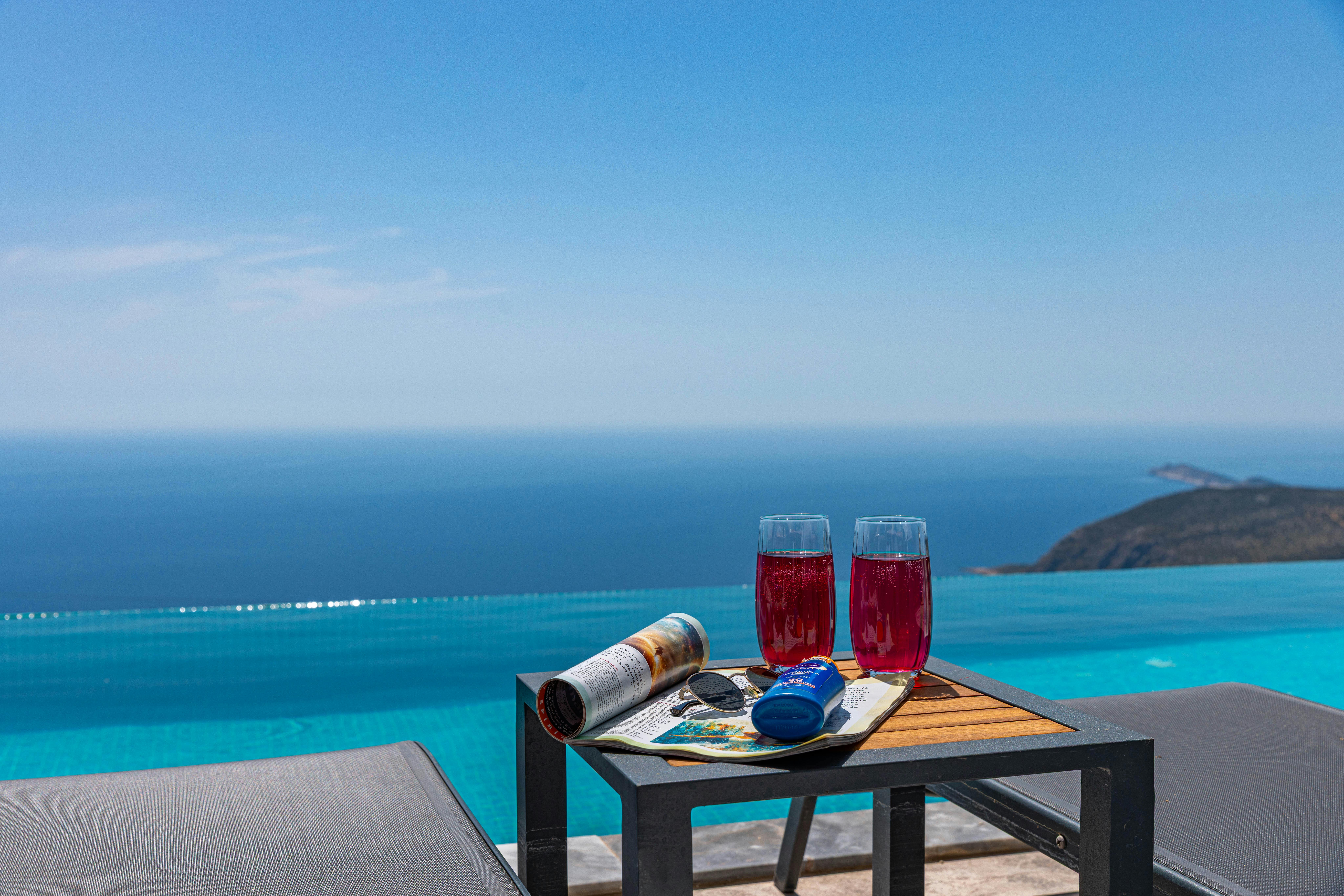 Luxury Infinity Pool with Ocean View and Refreshments · Free Stock Photo