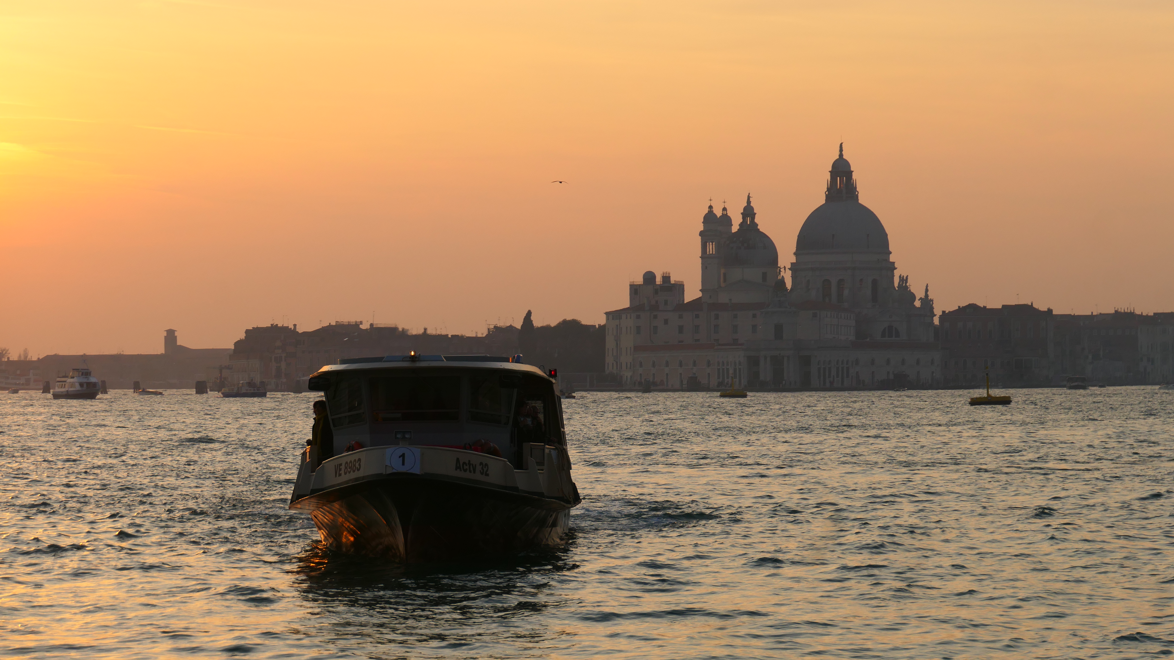 Venezia at Sunset with Boat on Canal · Free Stock Photo