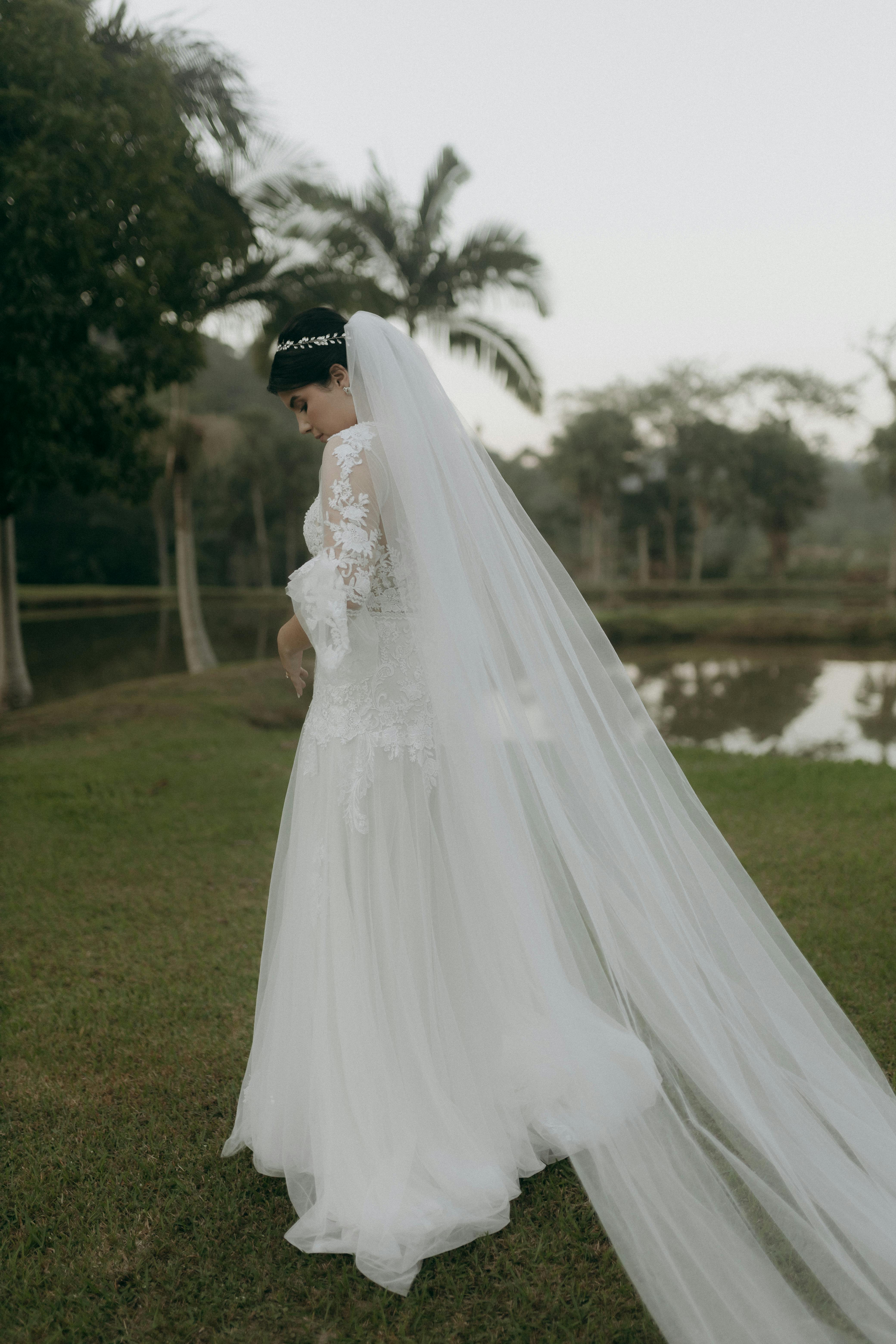 Elegant Outdoor Bride in Flowing Gown · Free Stock Photo