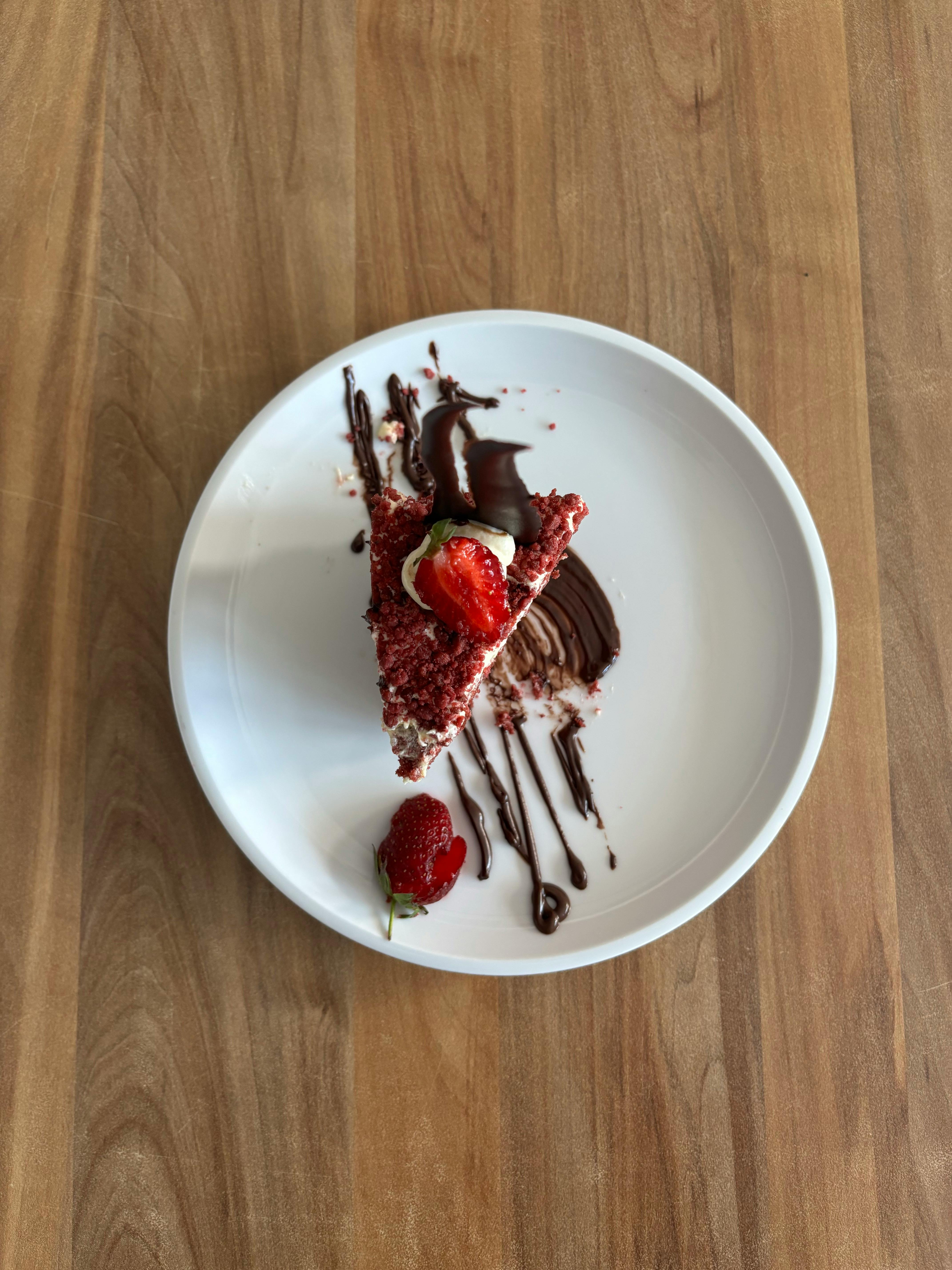 Délicieuse Tranche De Gâteau Red Velvet Aux Fraises · Photo gratuite