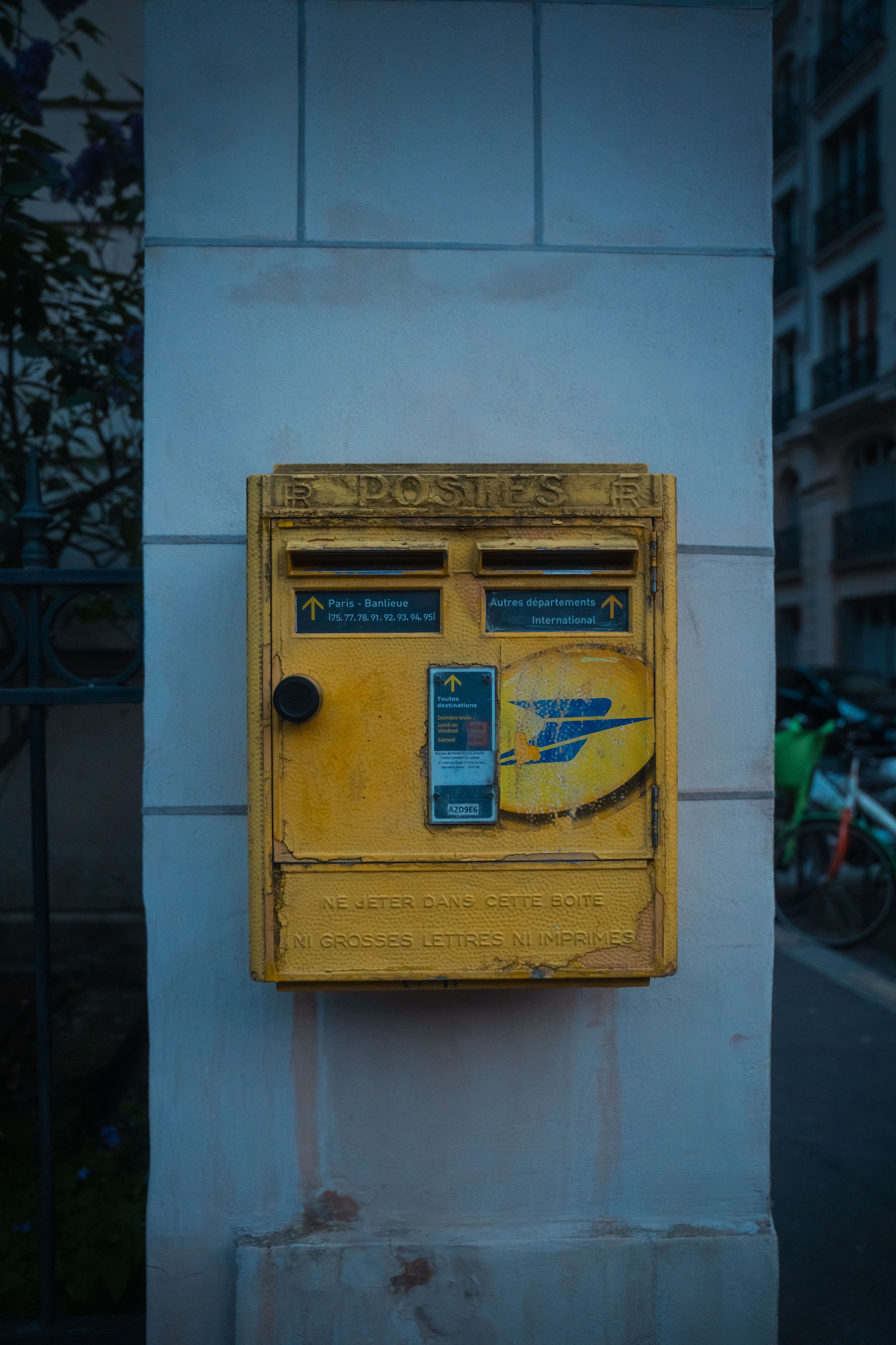 Boîte Aux Lettres Jaune Vintage Dans Une Rue Urbaine · Photo gratuite
