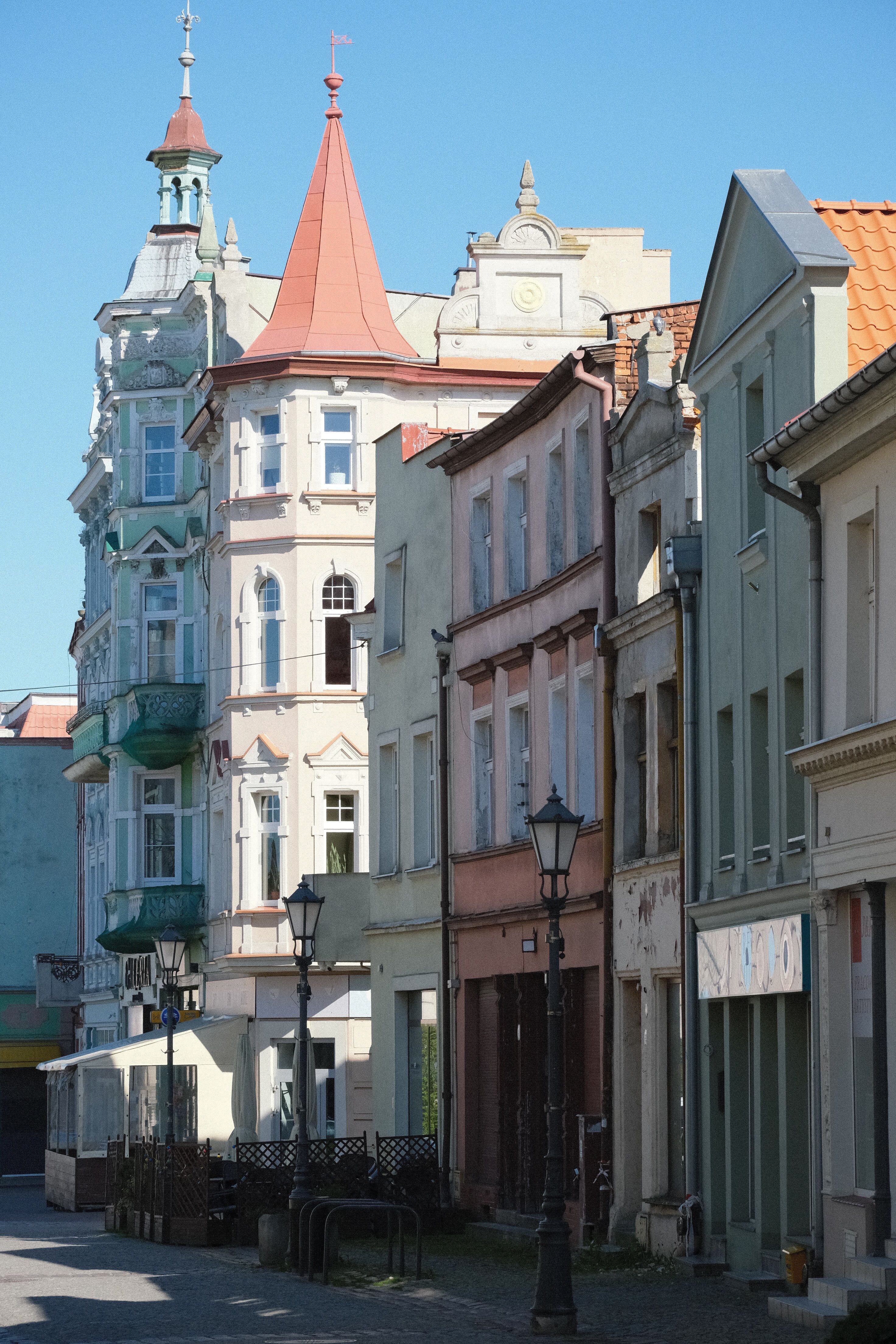 Charming European Street with Historic Buildings · Free Stock Photo