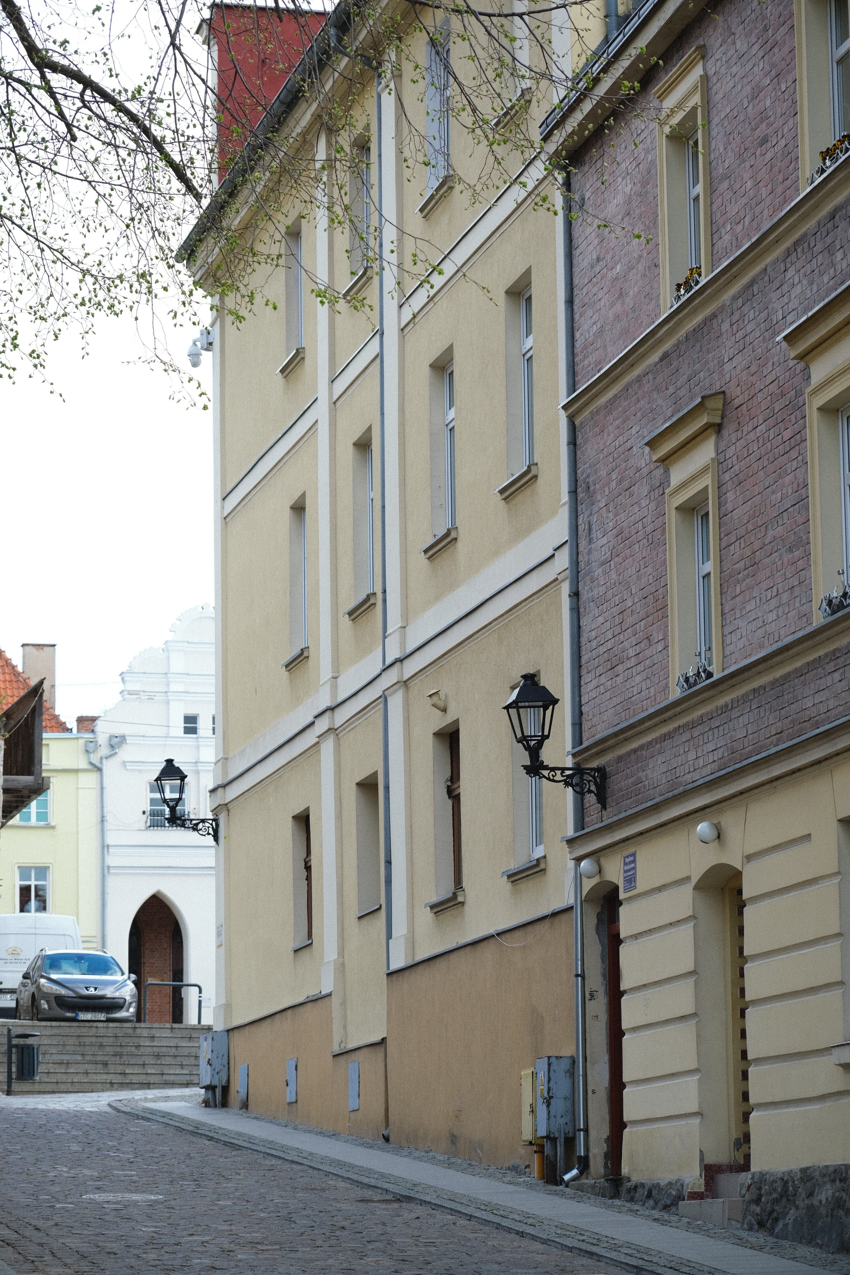 Charming Uphill Street with Historical Architecture · Free Stock Photo